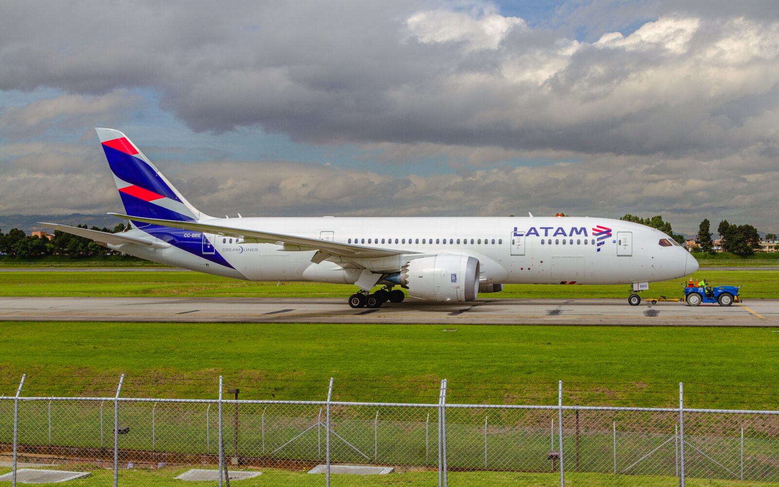 LATAM Boeing 787 dismantled for maintenance - AeroTime