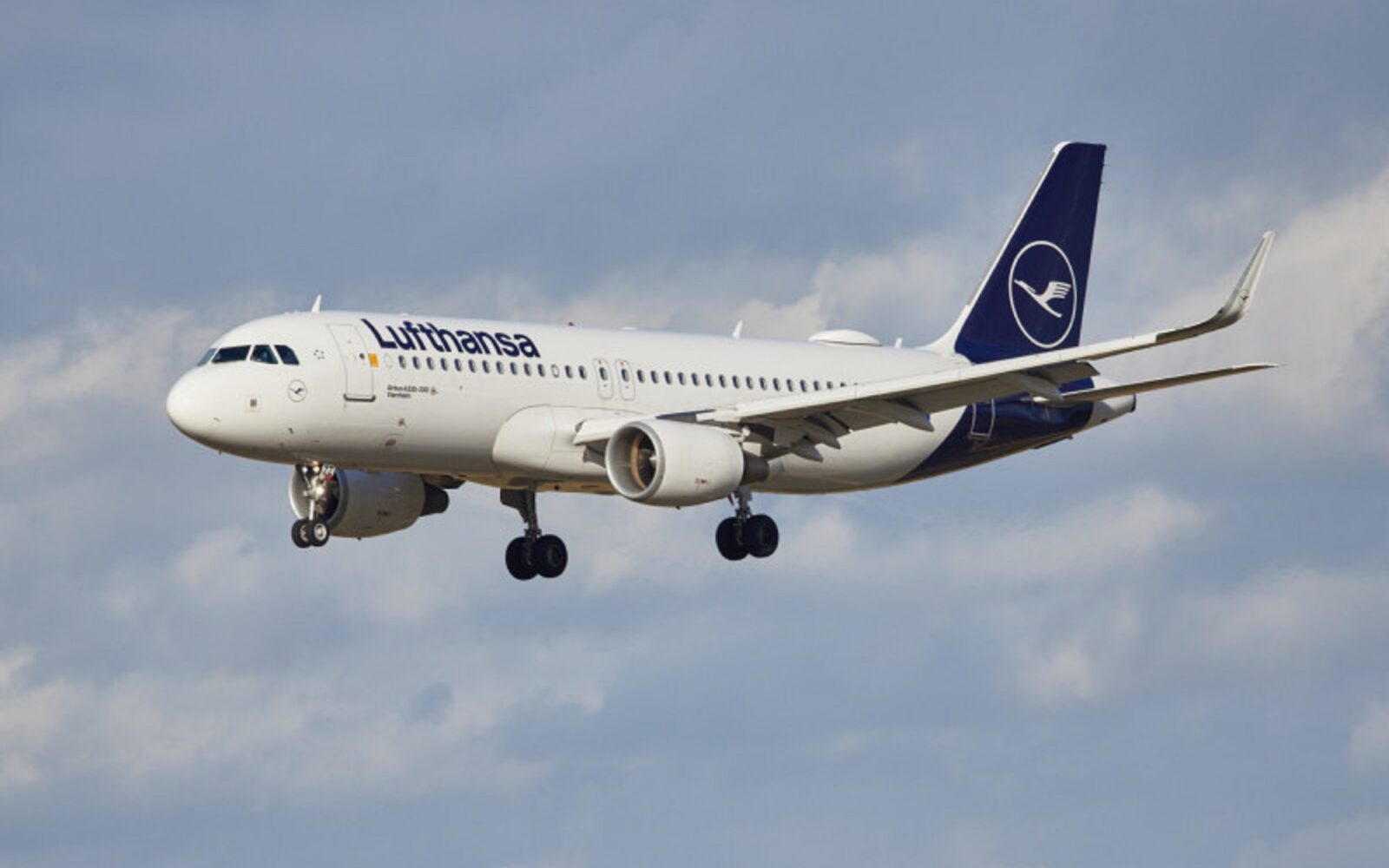 Lufthansa’s new A320 cabin upgrade includes luggage bin hack