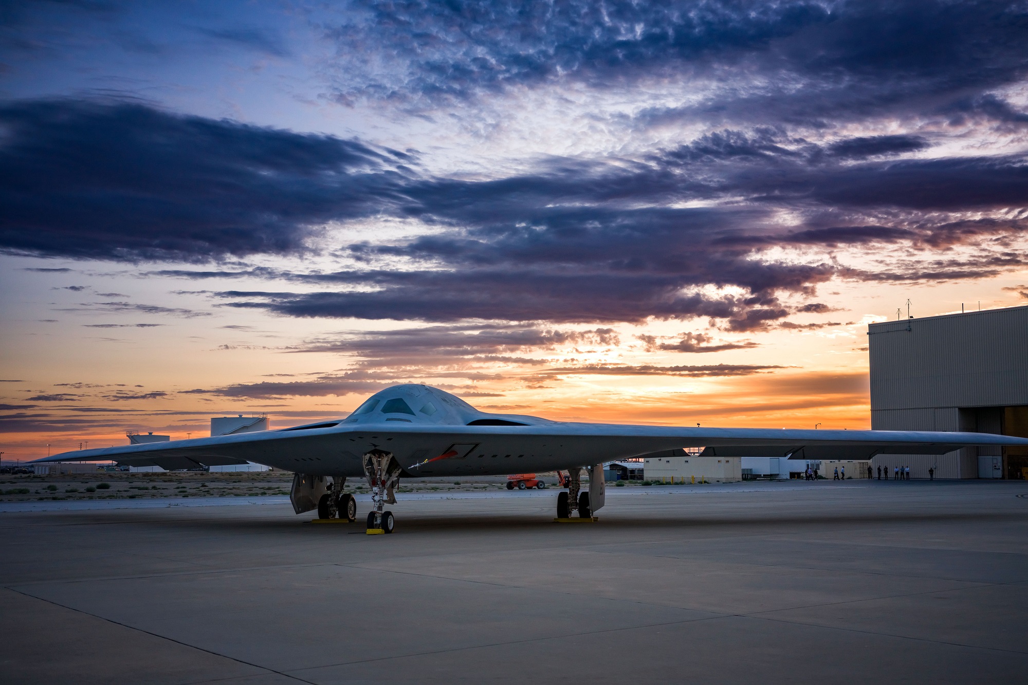 Northrop Grumman B-21 Raider strategic bomber begins engine runs - AeroTime