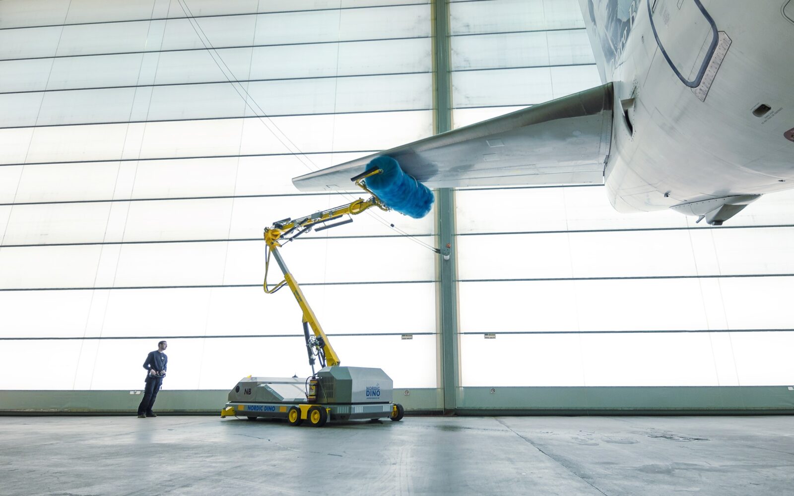 Aviation safety boosted by robots cleaning aircraft - AeroTime