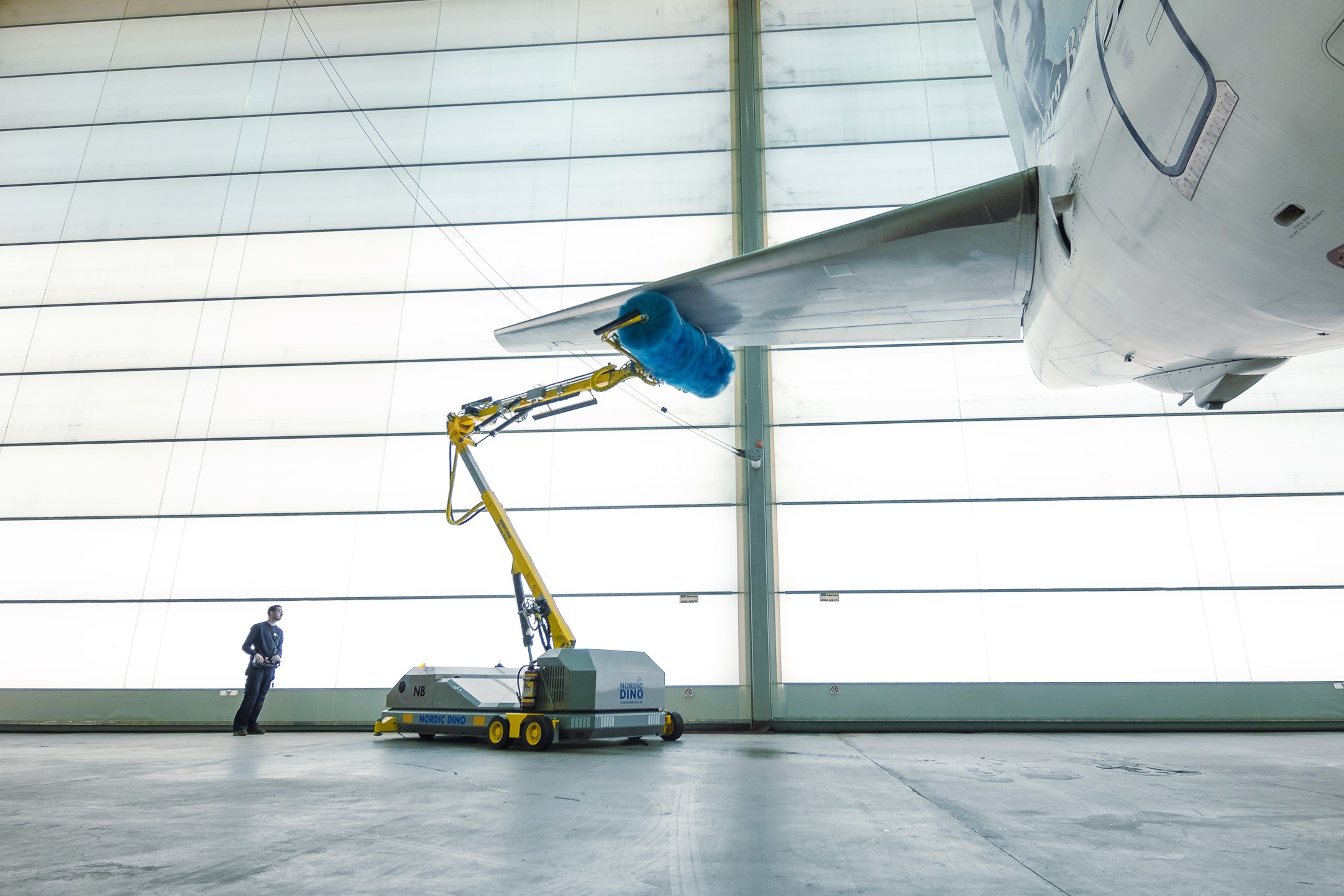 Aviation safety boosted by robots cleaning aircraft - AeroTime