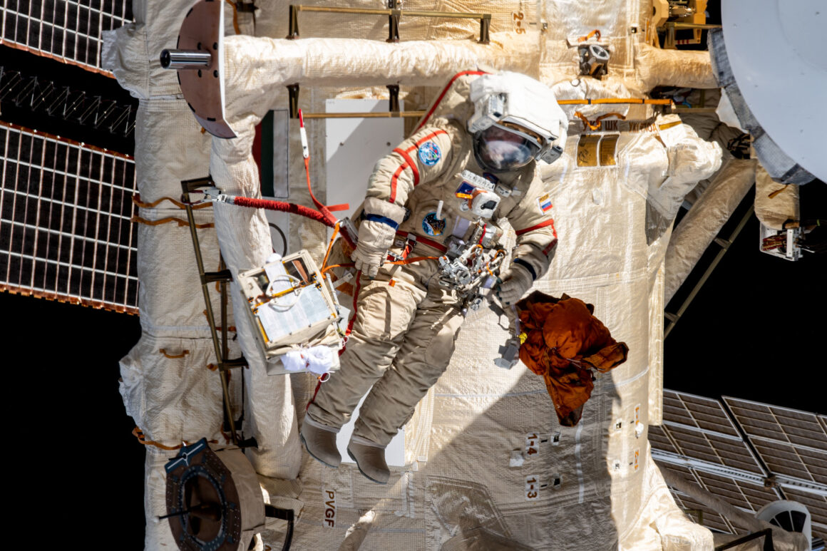 First cosmonaut rides European Robotic Arm on ISS: video