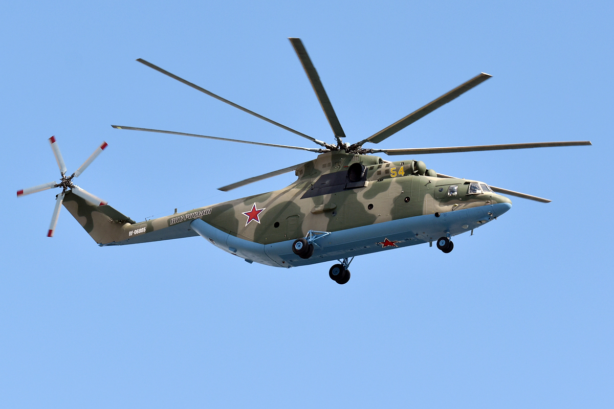 Russian Mi-26 helicopter collides with lighting mast at Yakutsk Airport ...