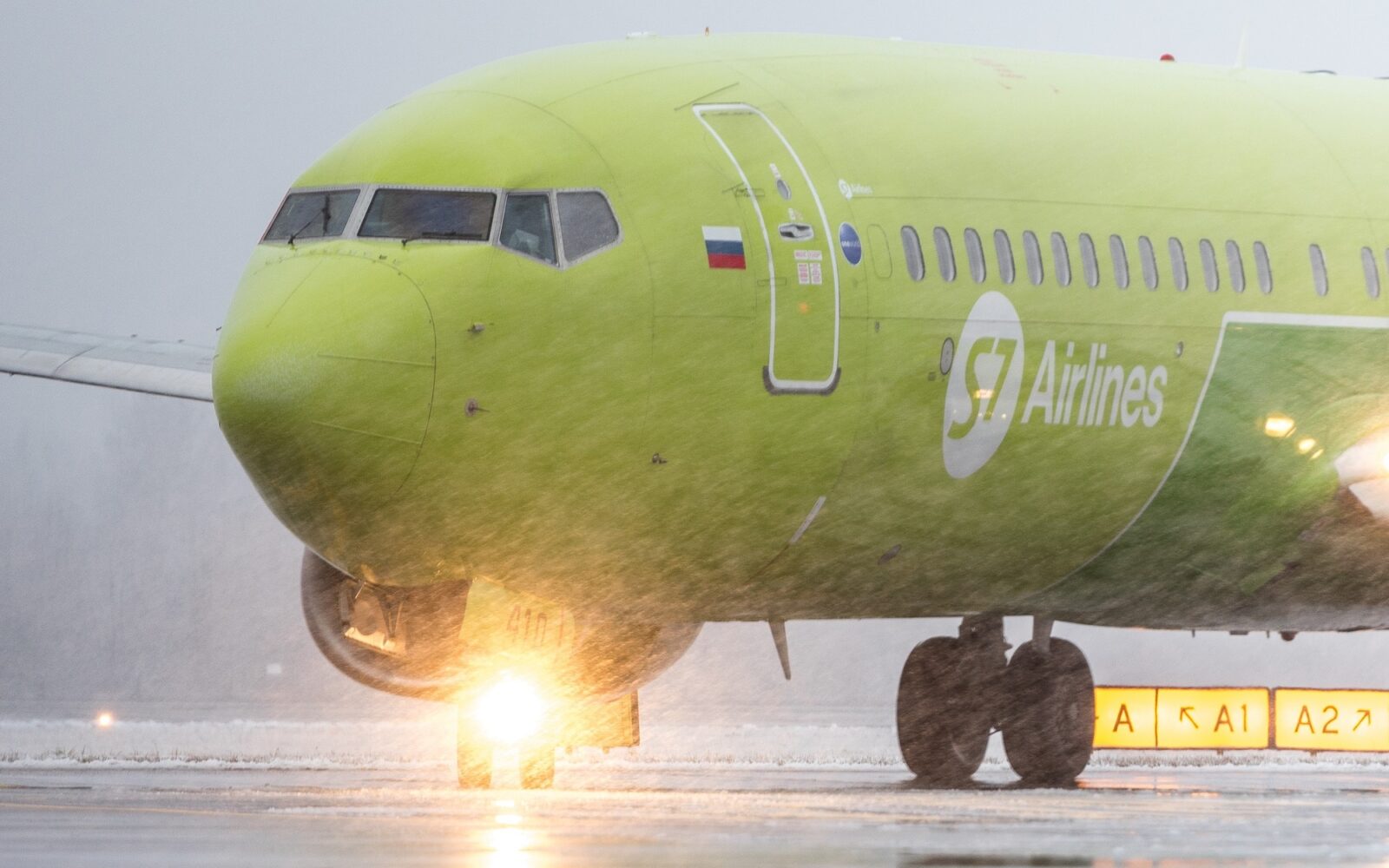 Flames burst in the darkness from a Boeing 737 engine: video