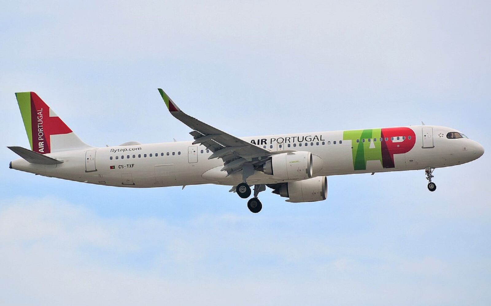 A321 lands nose first as pilot battles Madeira winds: video