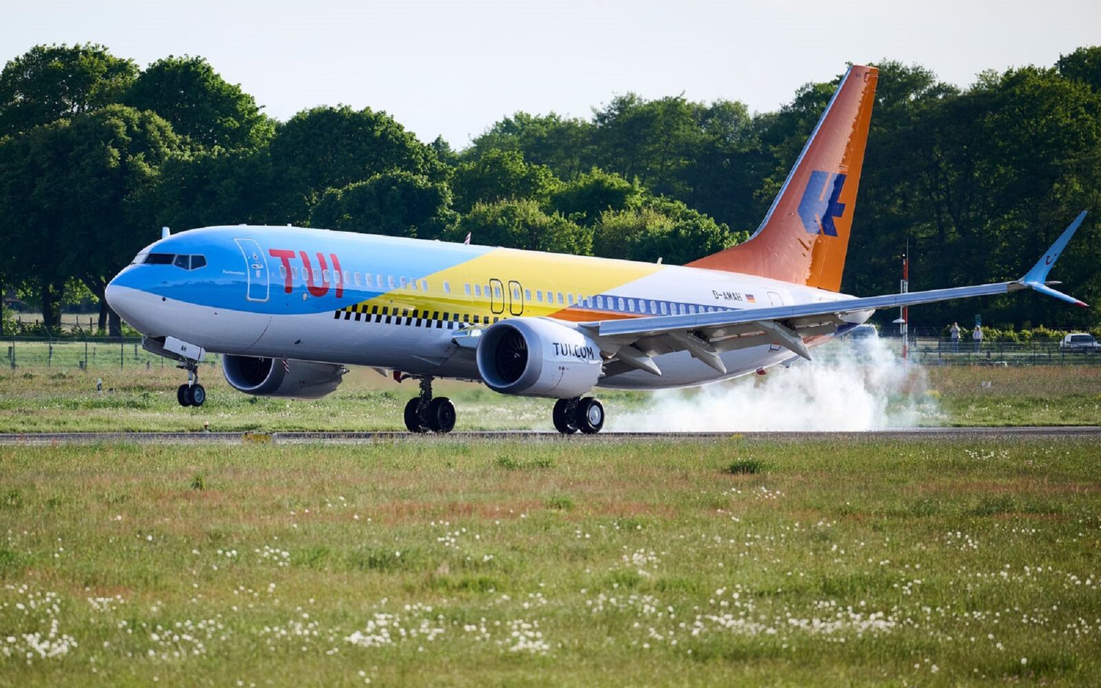 TUI fly Boeing 737-8 painted with special celebratory livery