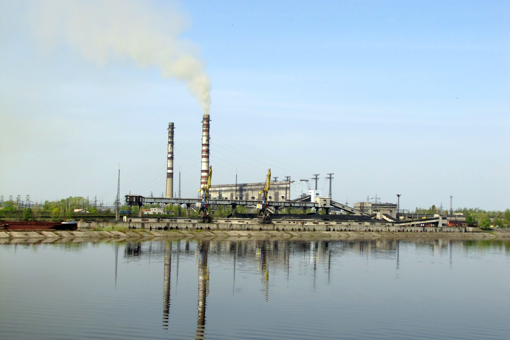 Russian air strikes destroy major power plant near Kyiv