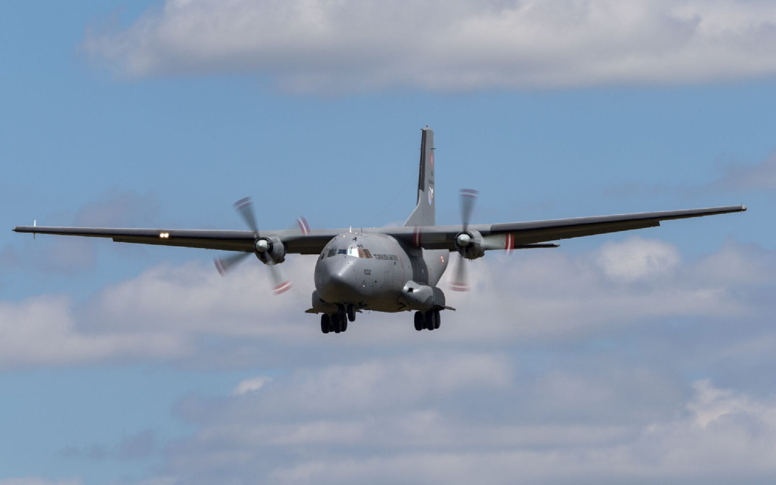 Turkish C-160 makes emergency landing during training: video