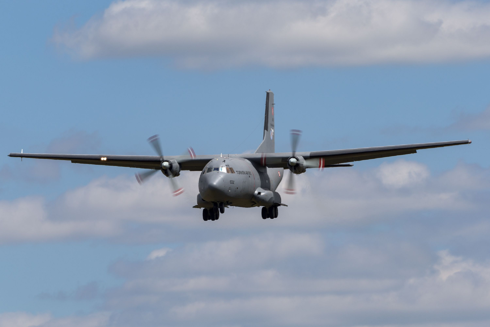 Turkish C-160 makes emergency landing during training: video