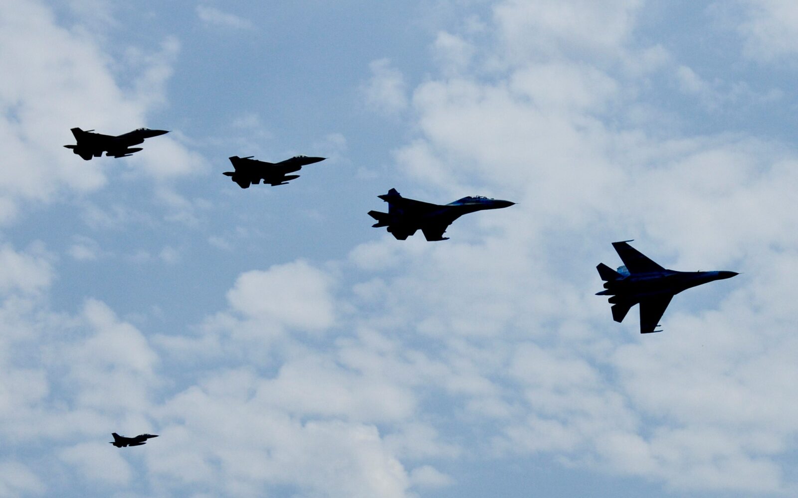 Ukrainian pilots start training to fly F-16 fighters: video