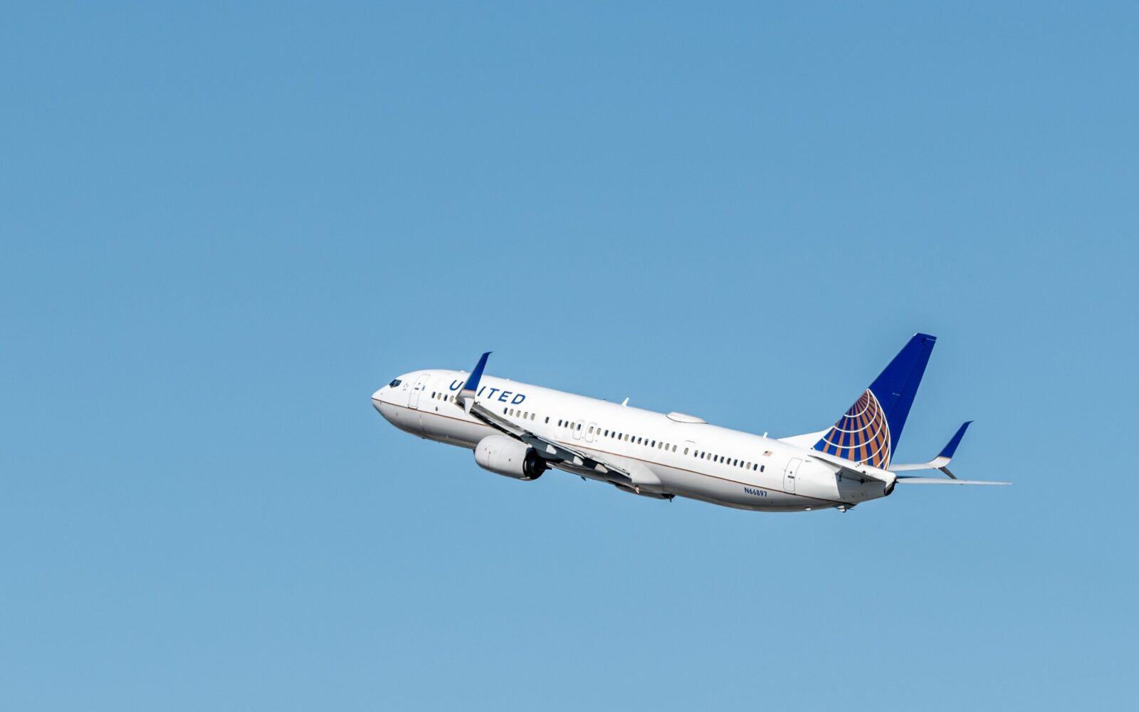 United Airlines aircraft lands with missing panel - AeroTime