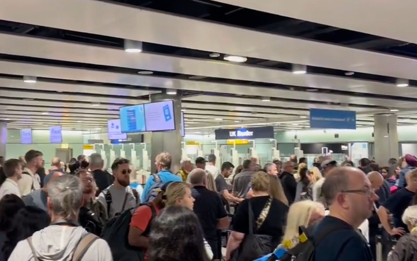 Passport e-gate outage causes chaos at UK airports - AeroTime