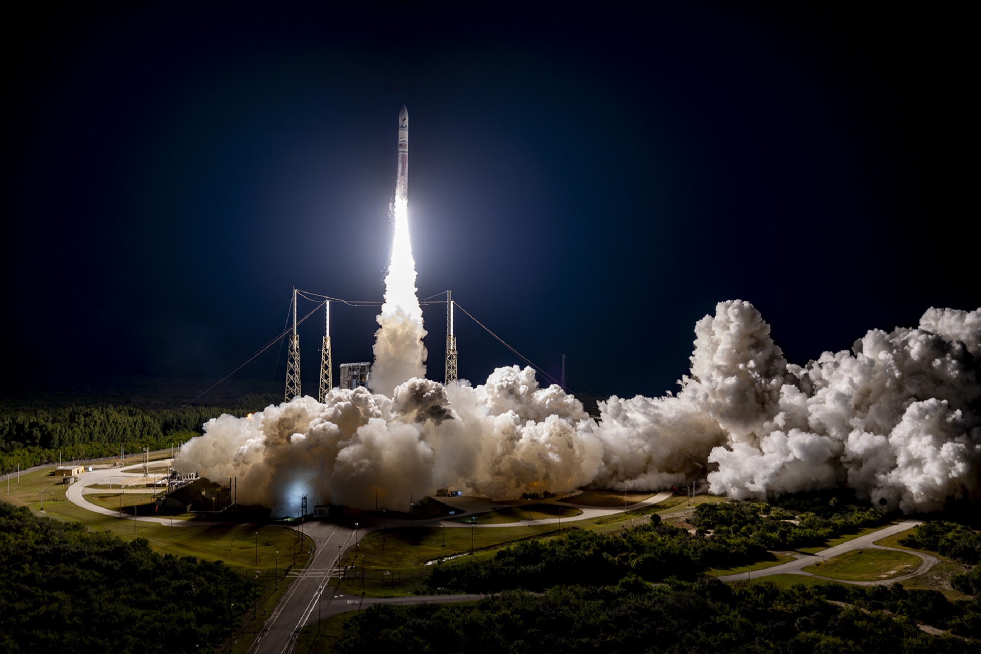 Vulcan rocket launches with Peregrine moon lander onboard