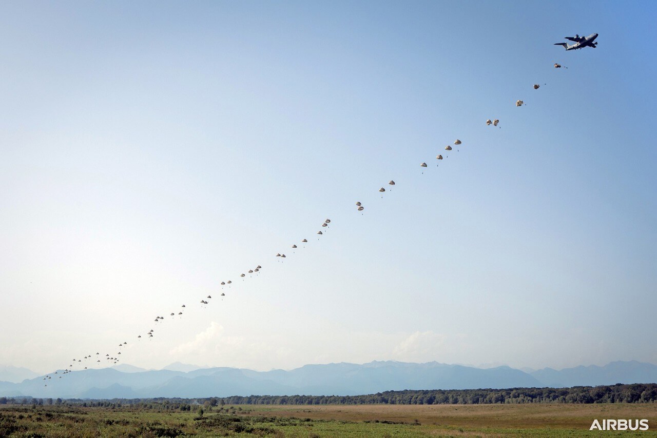 Airbus A400M achieves awaited simultaneous paratrooper dispatch - AeroTime