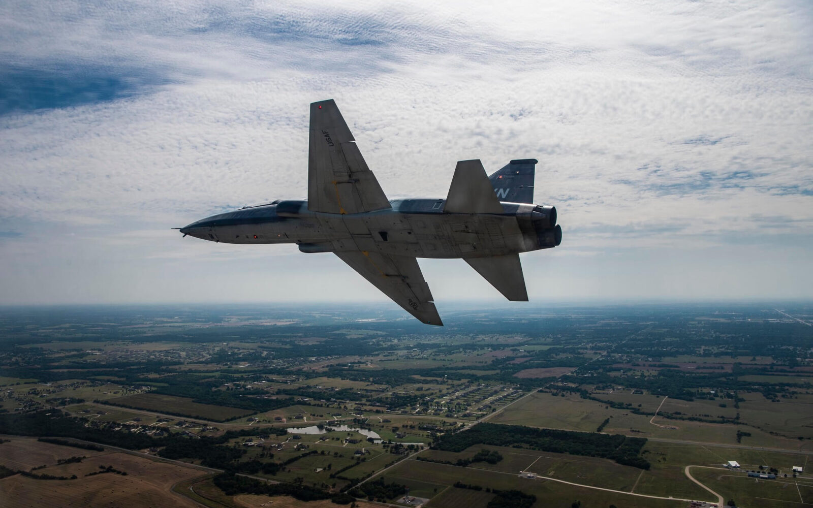 T-38C Talon trainer loses canopy mid-flight, pilots land safely - AeroTime