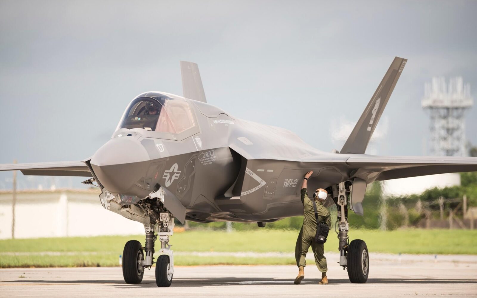 US Marine F-35B suffers nose gear collapse after emergency landing ...