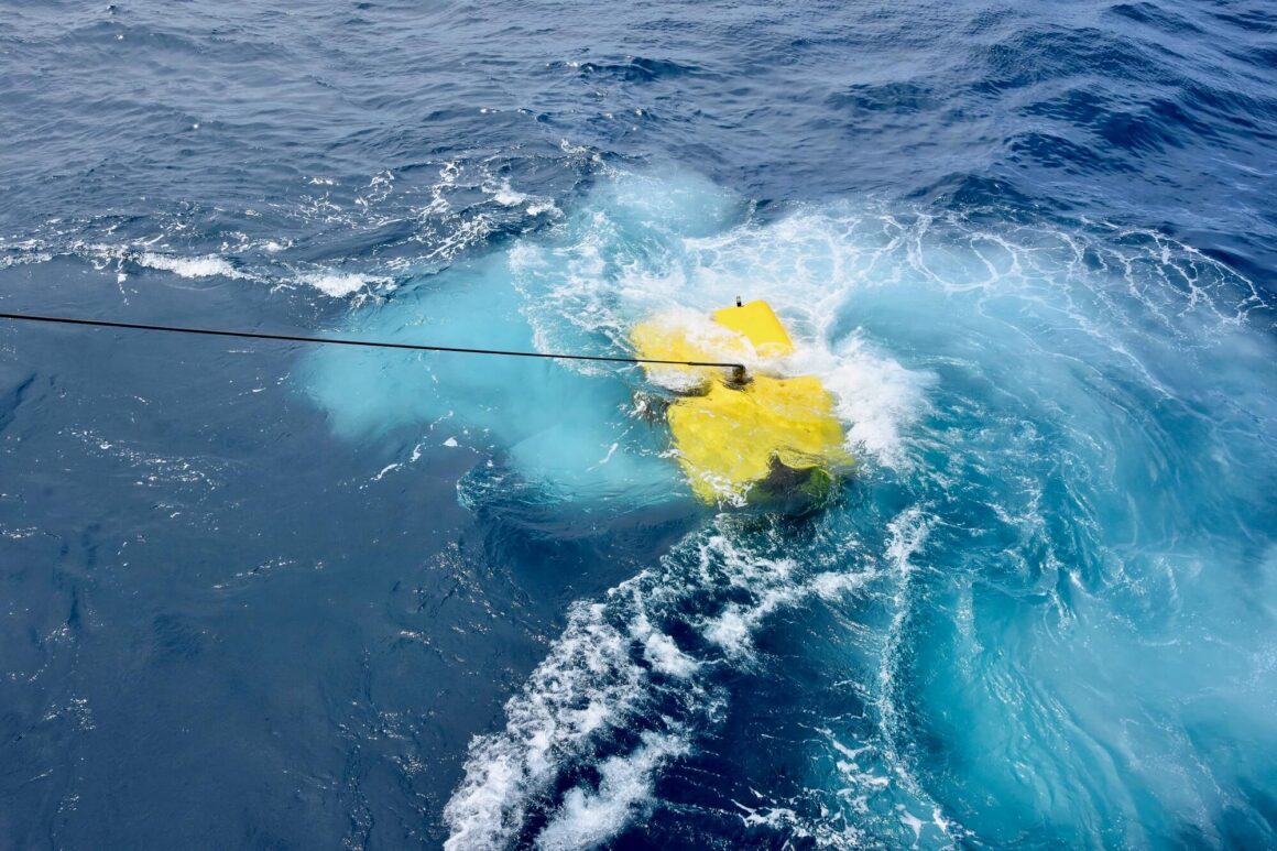 a_us_navy_cable-controlled_undersea_recovery_vehicle_curv-21.jpg - AeroTime