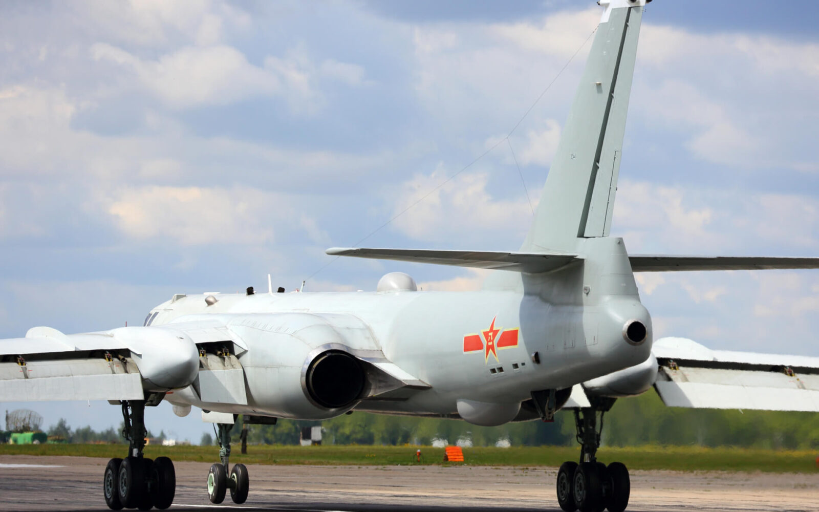 Planespotter witness possible hypersonic weapon on Chinese bomber ...