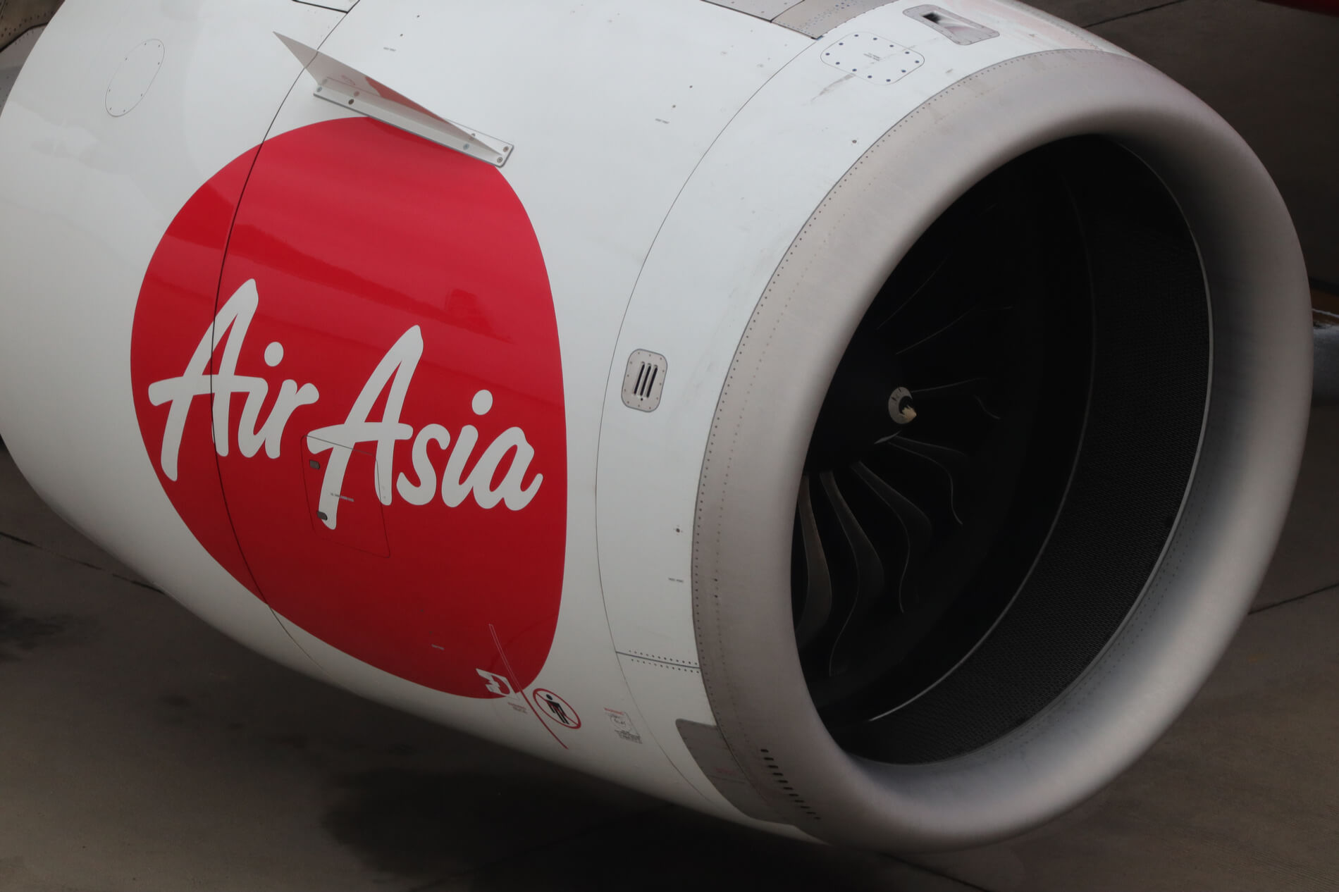 airasia_airbus_a320_engine_cowl_with_the_airasia_logo.jpg - AeroTime