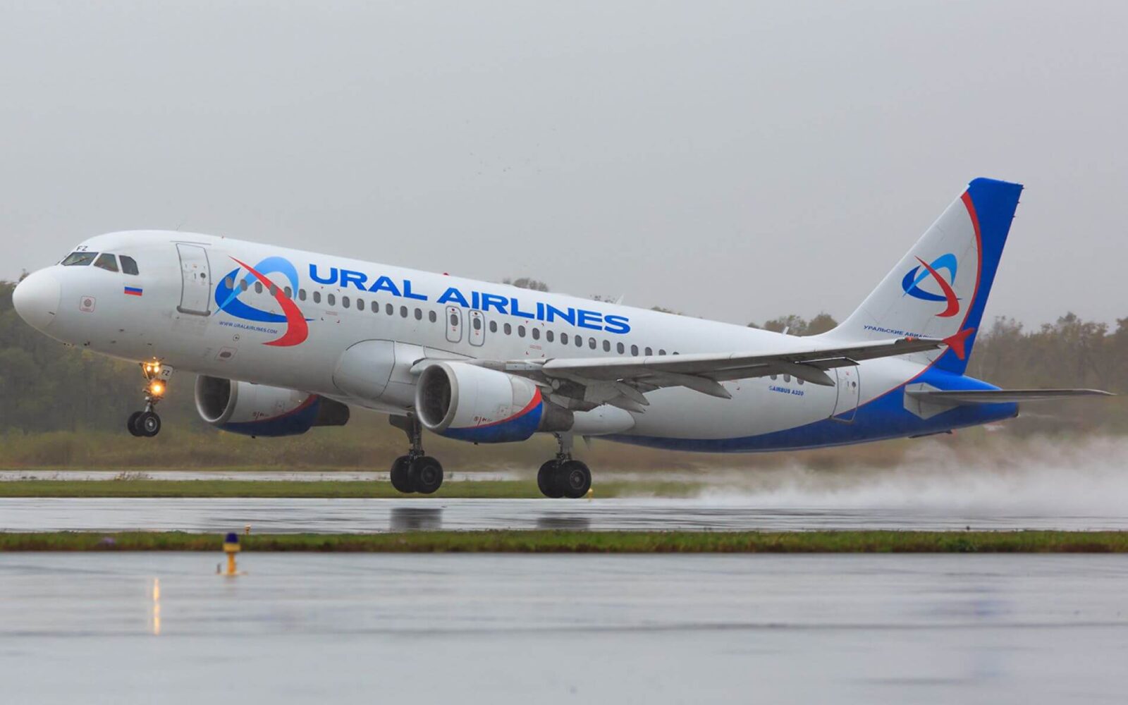 Airbus A320 blocks runway for 12 hours after brakes jam while landing ...