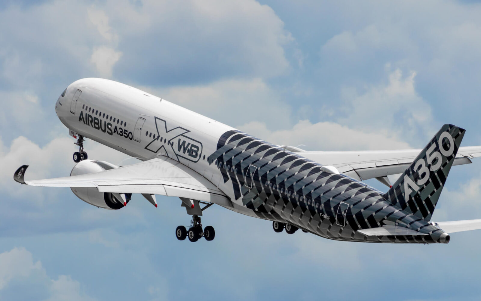 An A350 freighter might be Airbus only hope to break Boeing cargo ...