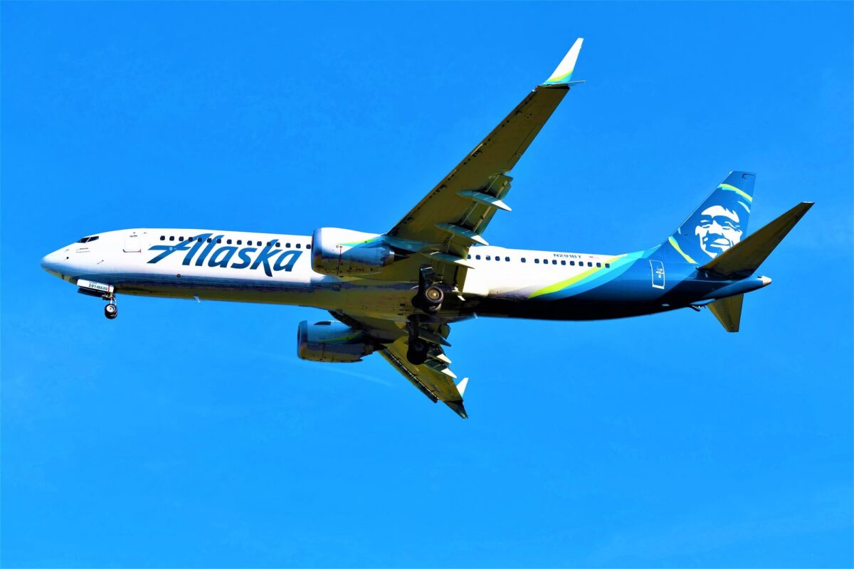 Alaska Airlines places largest Boeing order in its history with new 737 MAX deal - AeroTime
