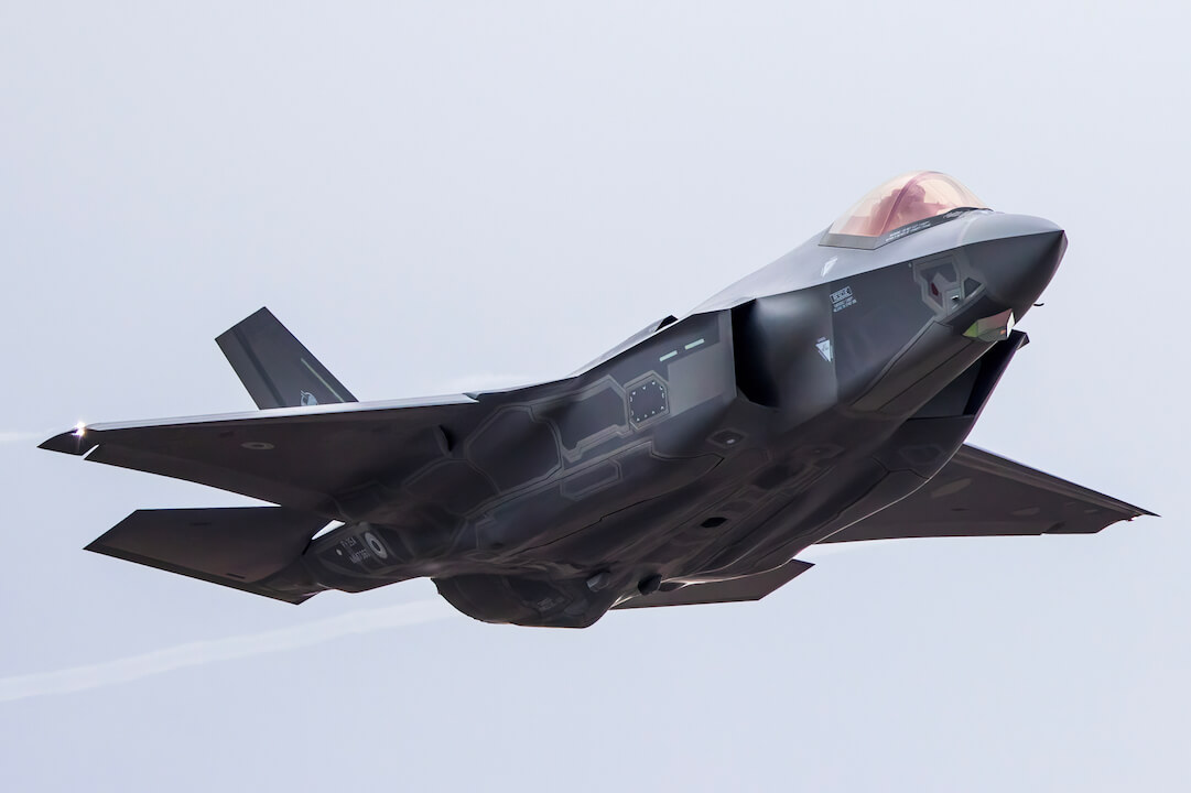 Japanese ASDF F-35A fighter makes emergency landing at Hakodate Airport ...