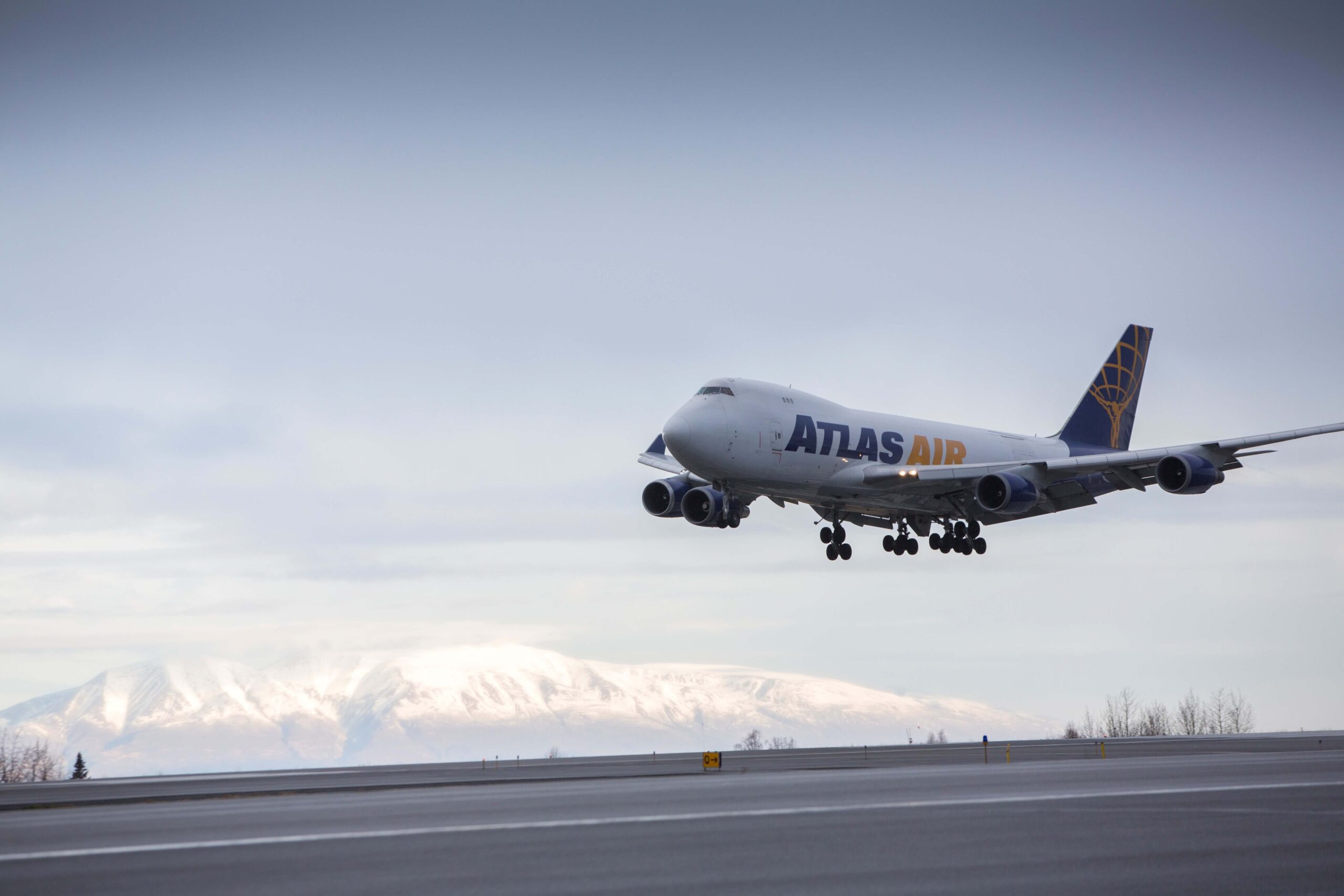 Atlas Air takes delivery of new Boeing 747F as production nears end ...