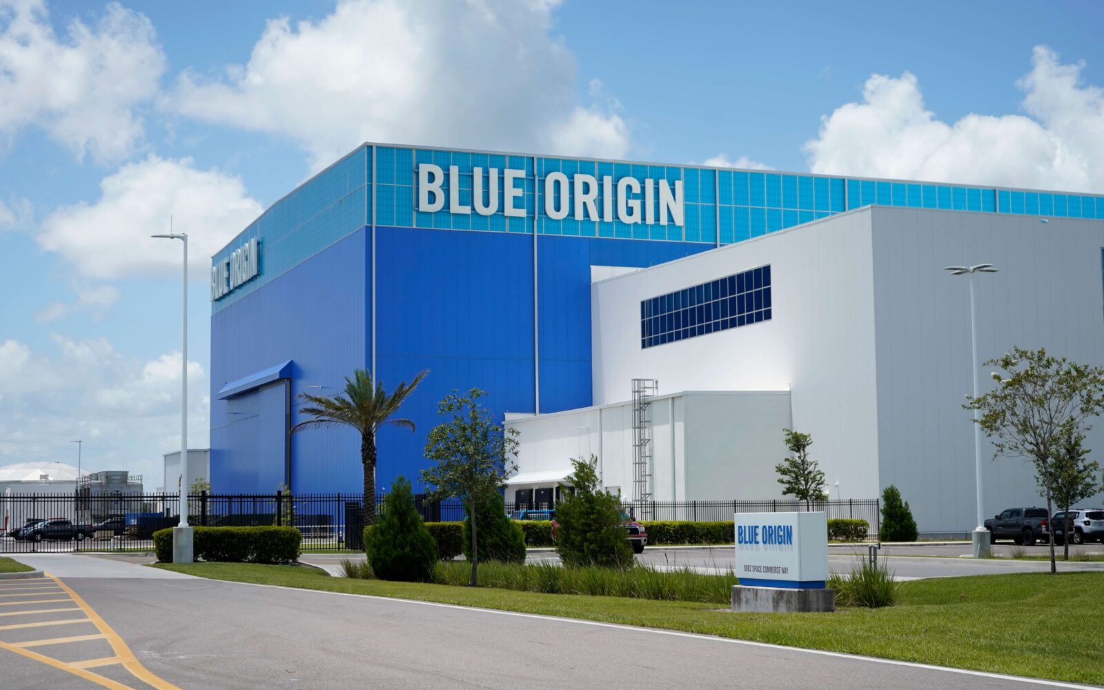 Bezos’ Blue Origin gets go-ahead for manned space travel - AeroTime