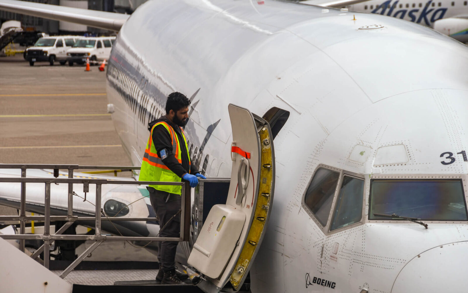 FAA warns of decompression risk in Boeing 737 NG and MAX - AeroTime