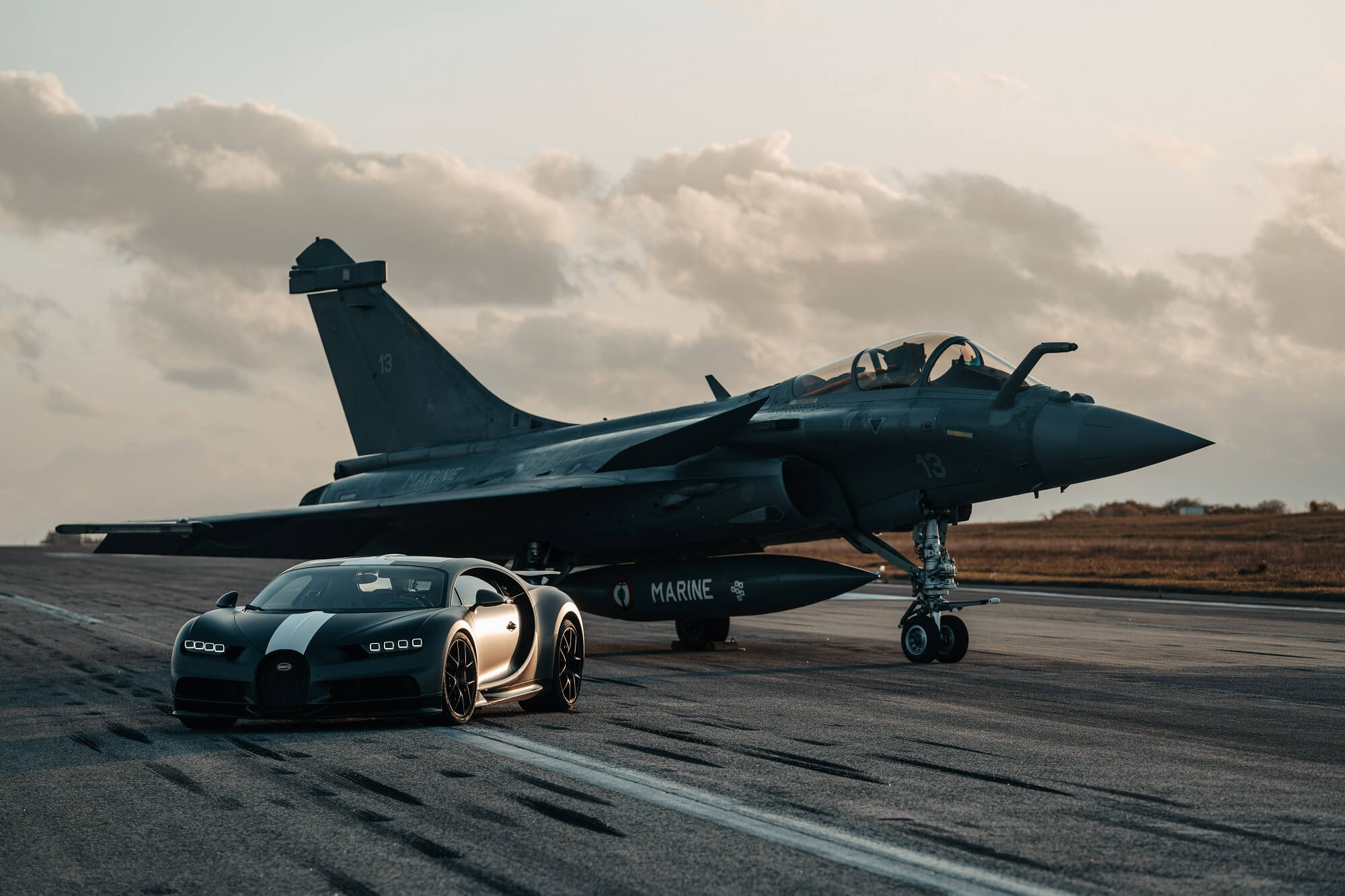 A Bugatti Chiron challenges a Rafale fighter jet on the runway - AeroTime