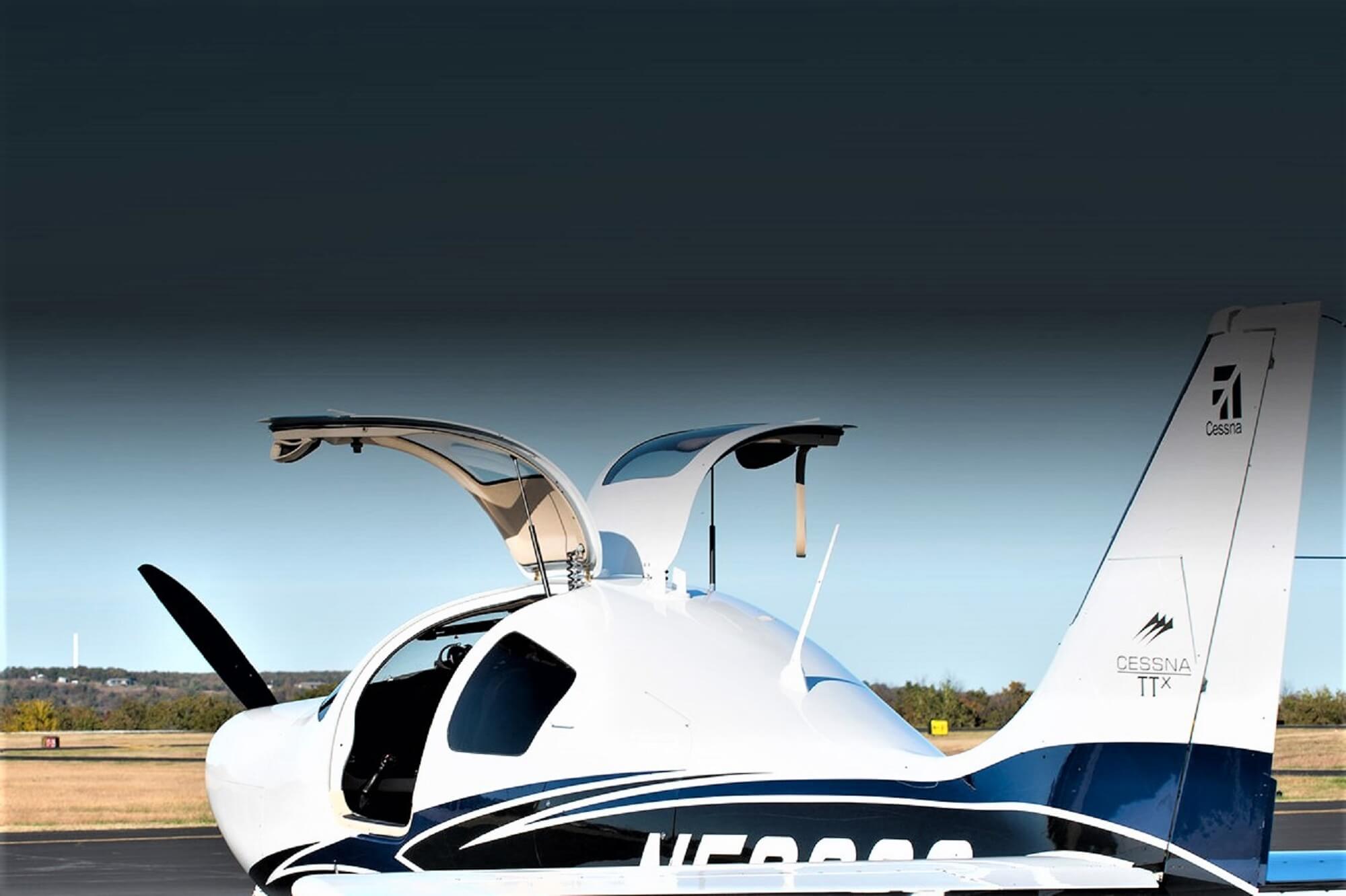 “Looks like we lost the door.” Plane door falls off, lands in US ...