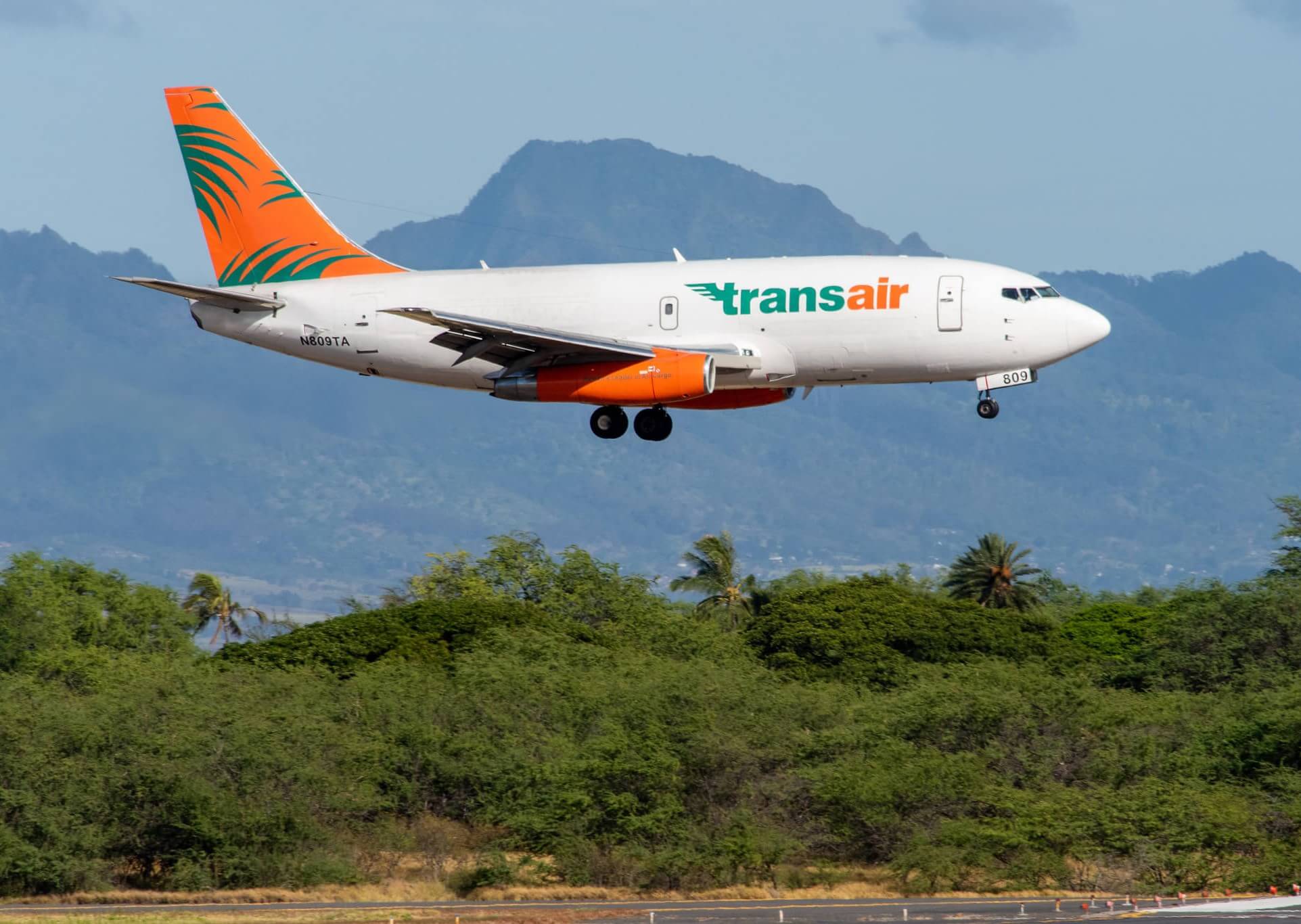 Boeing 737 freighter ditches in ocean near Hawaii - AeroTime