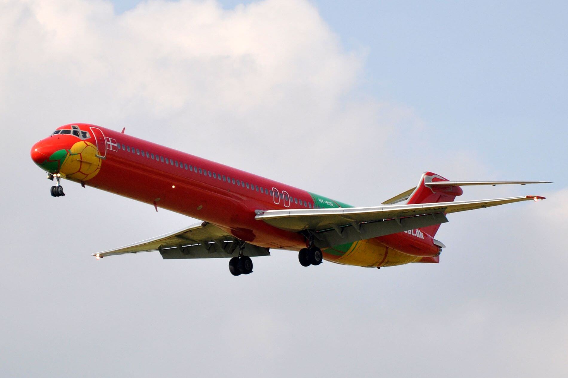 DAT retires Europe’s last MD-83 aircraft with a special flight - AeroTime
