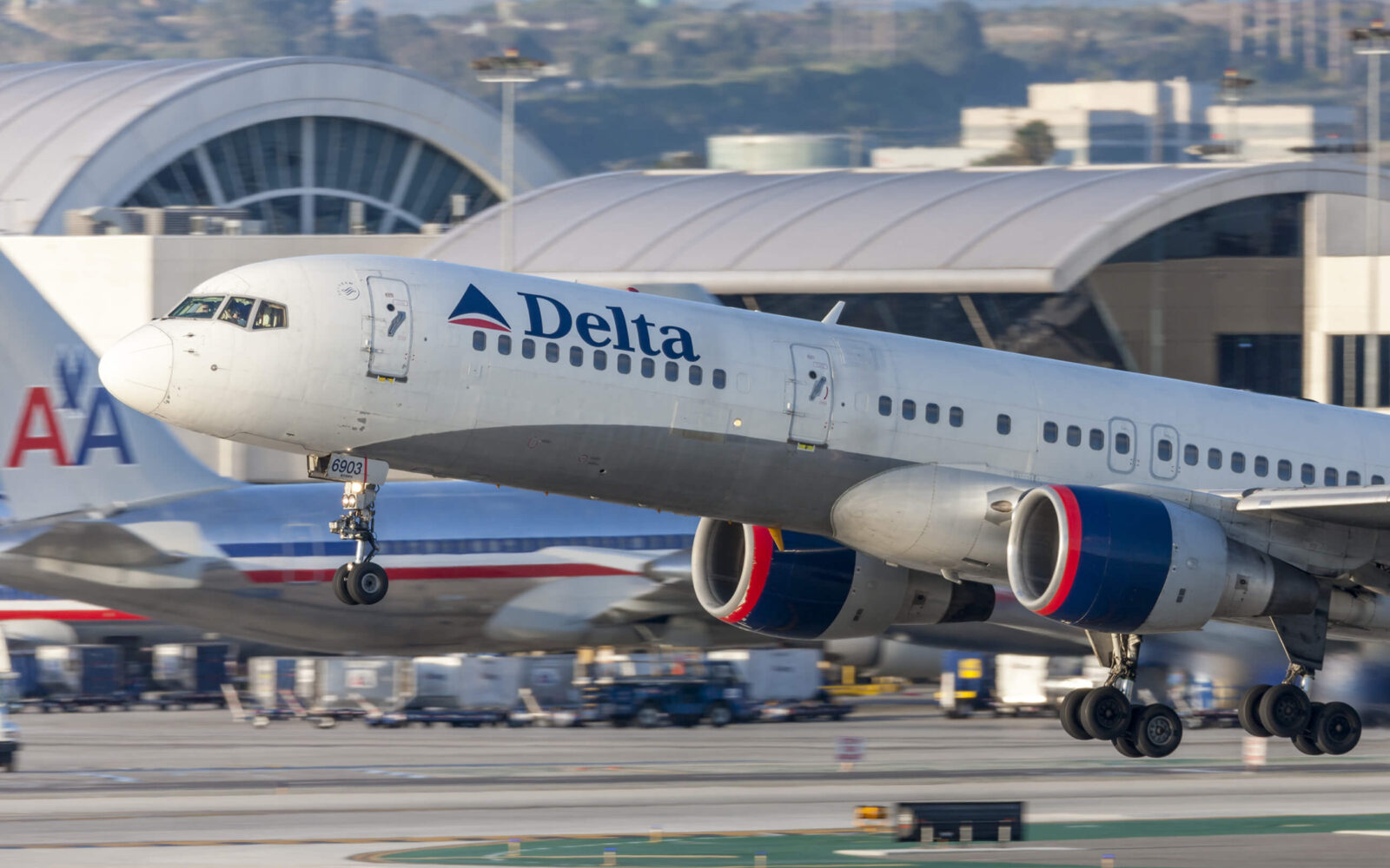 FAA to probe Delta Air Lines Boeing 757 mid-flight windshield crack ...