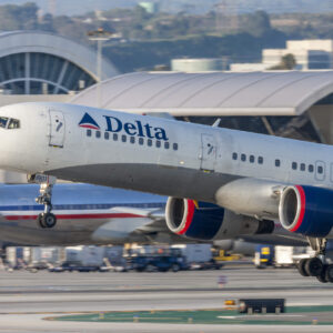 United B737-800 forced to divert due to windshield crack - AeroTime