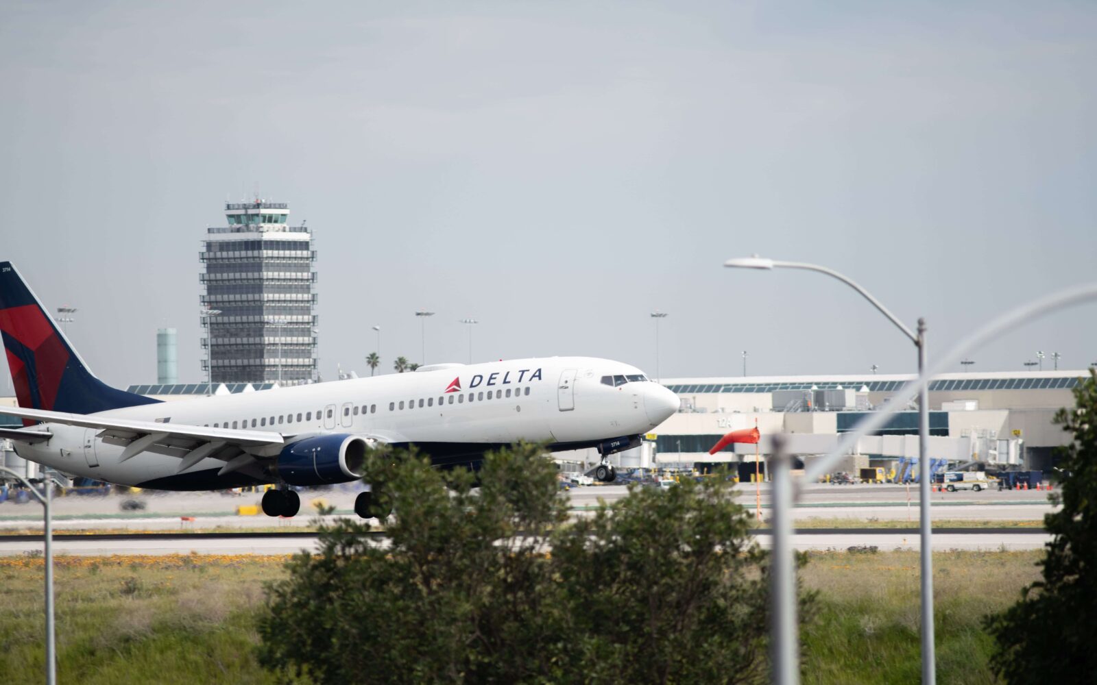 Delta offers pilots a 34% pay rise in new three-year labor deal: report ...