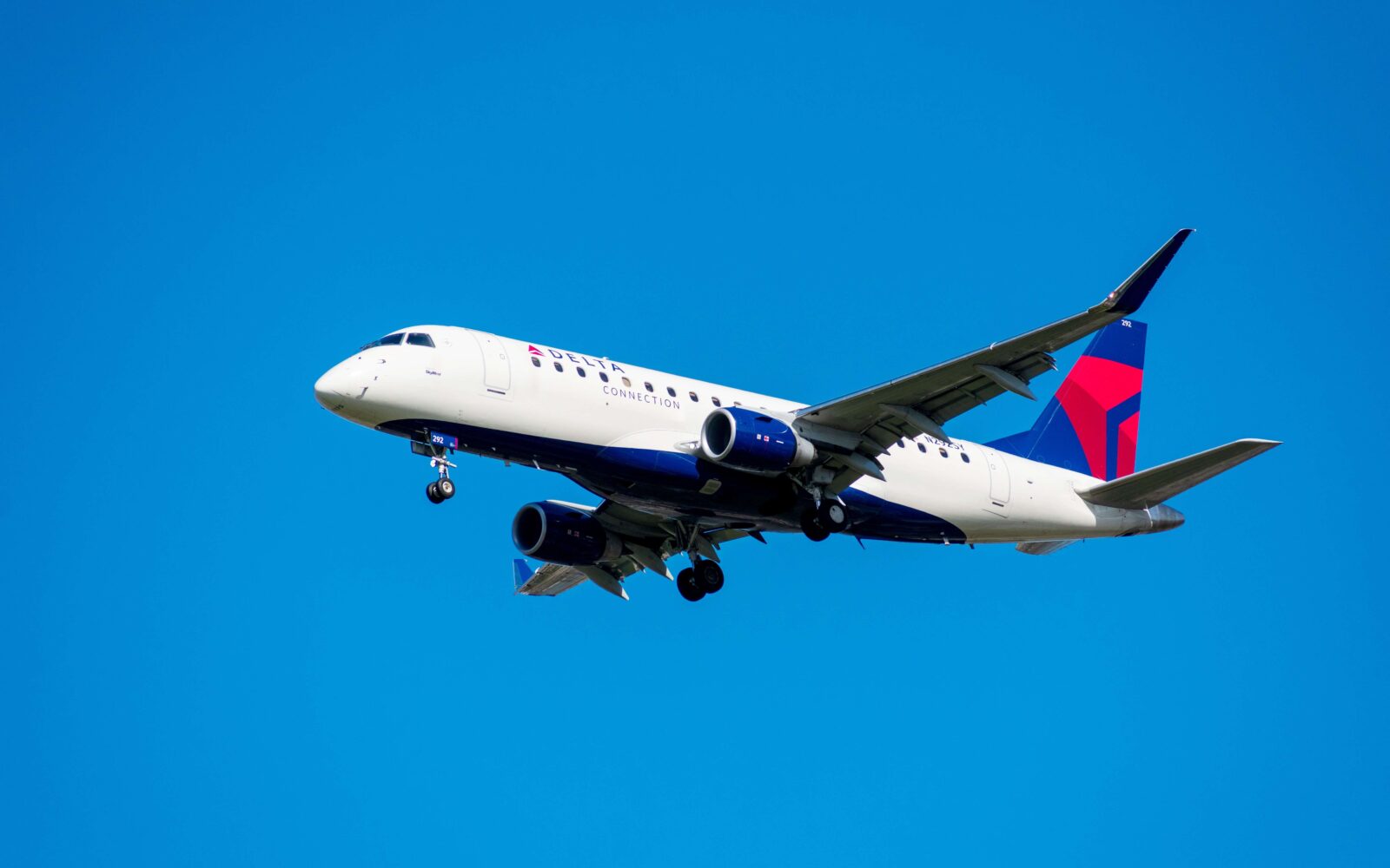SkyWest aircraft makes sudden maneuver to avoid B-52 bomber - AeroTime