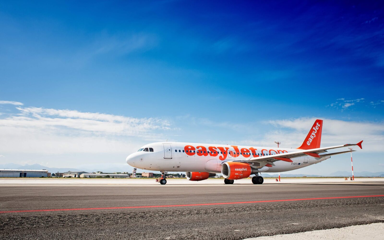 EasyJet cabin crew to administer vaccine rollout in UK - AeroTime