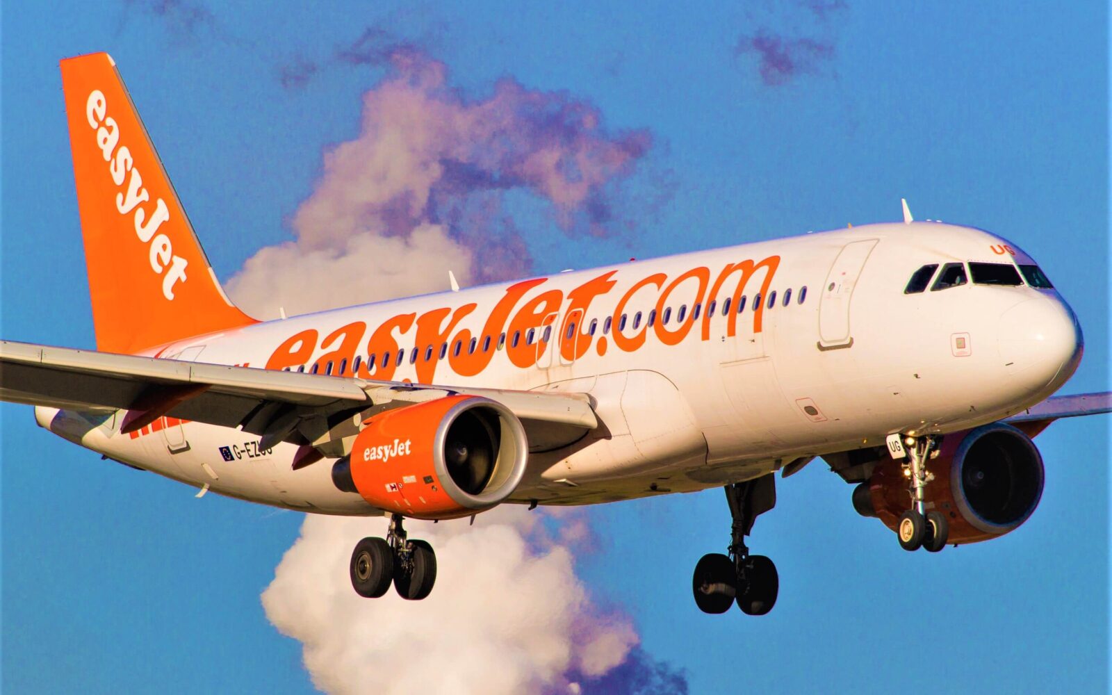 Screaming passenger attempts to hijack easyJet A320 plane mid-air ...