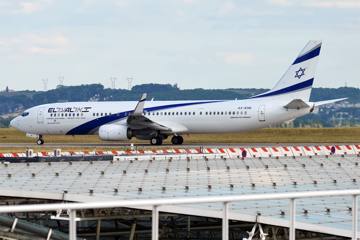 Special guest: cat stowaway in Boeing 737 cockpit - AeroTime