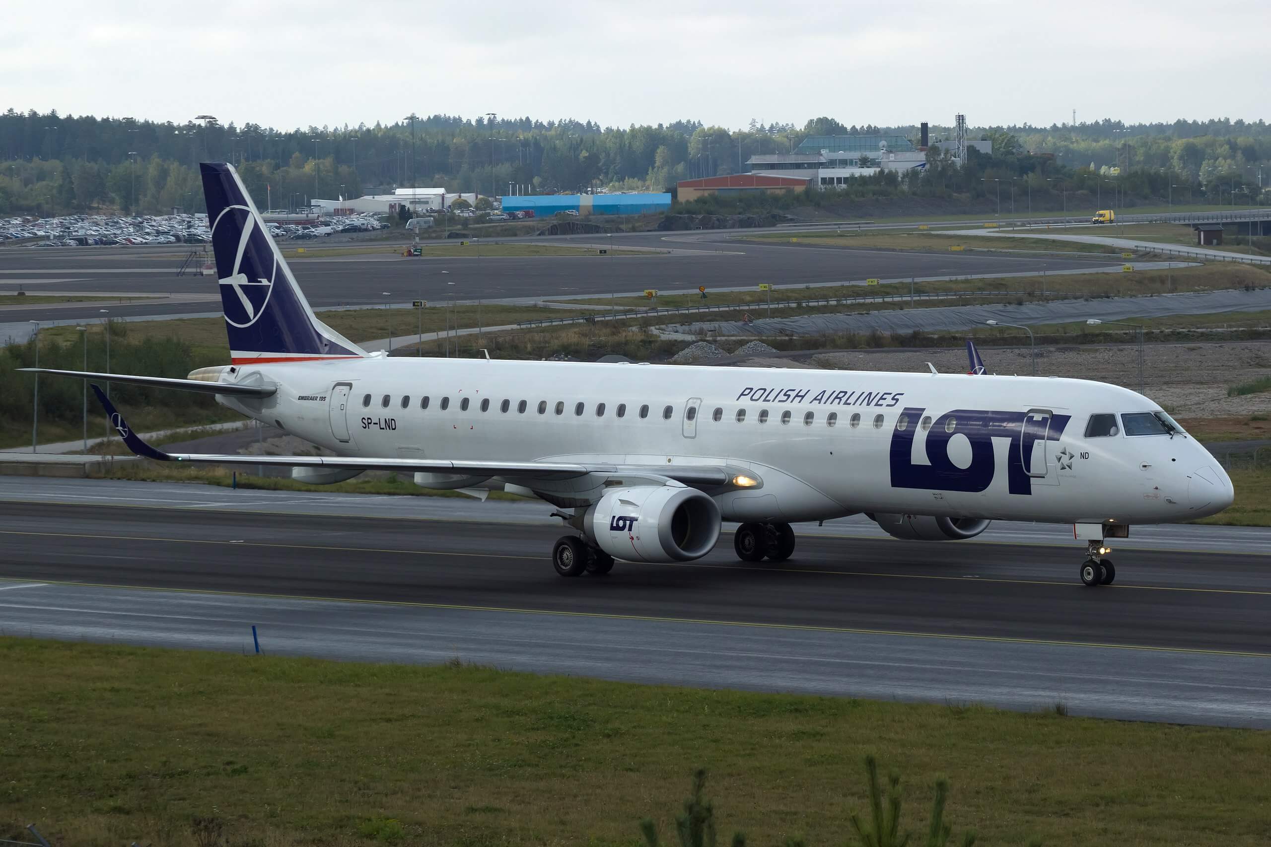LOT Embraer E195 makes emergency landing in Dusseldorf due to decompression - AeroTime