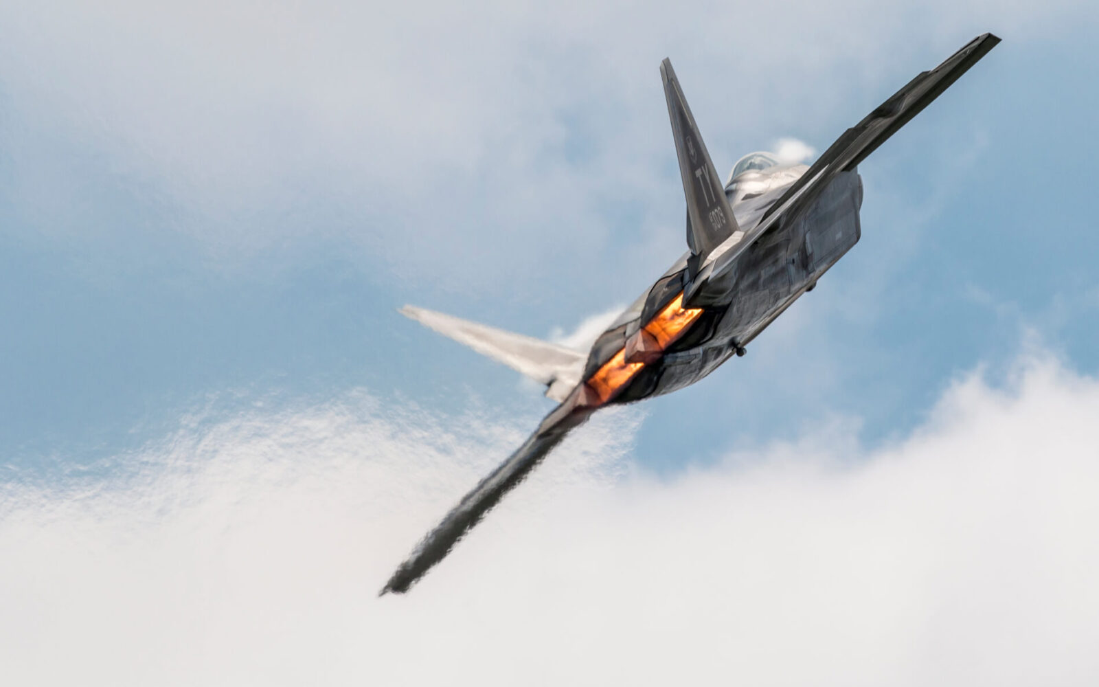 F-22 Raptor suffers nose-gear failure during emergency landing - AeroTime