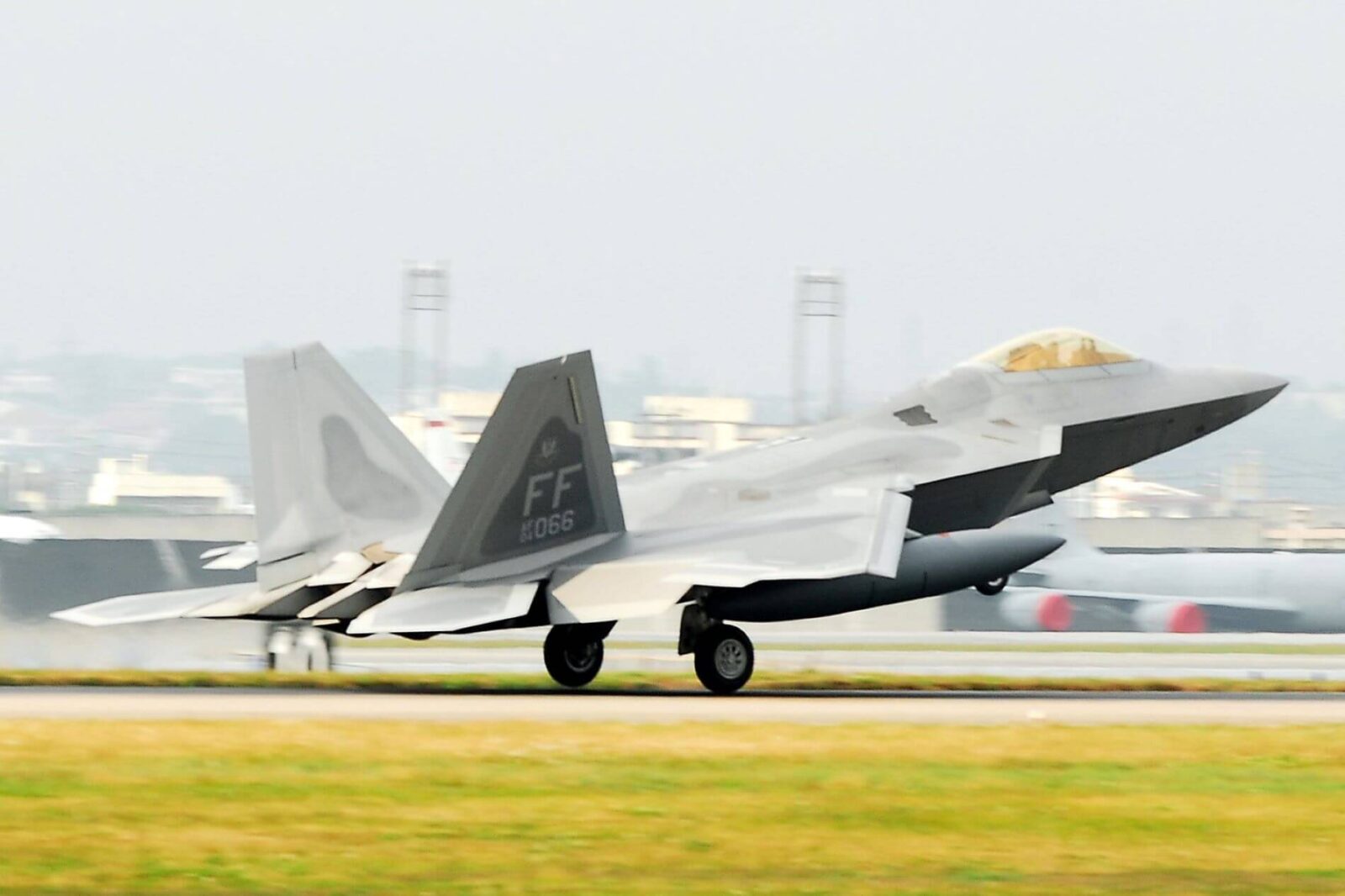 f-22_raptor_landing.jpg - AeroTime