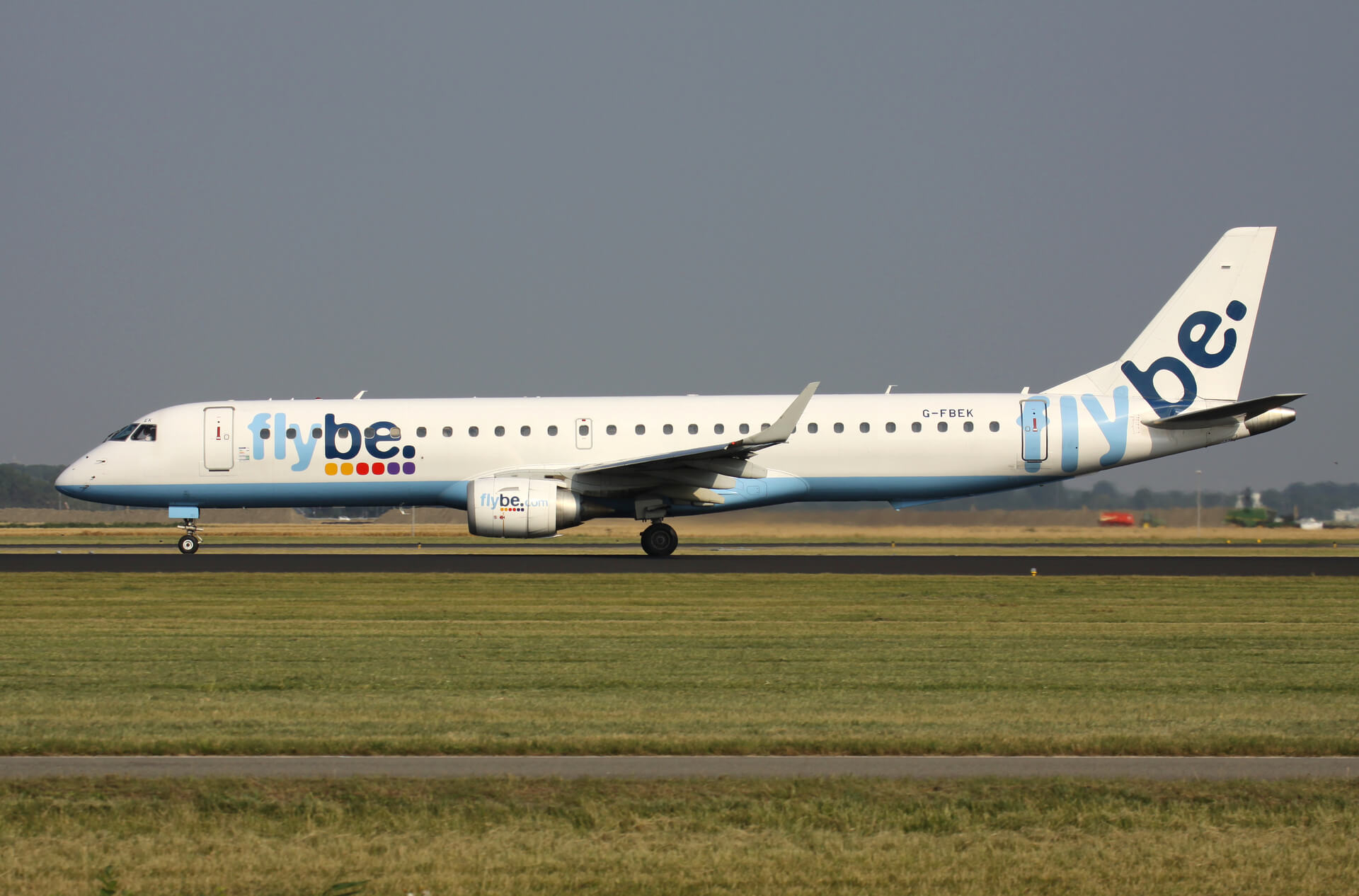 Passengers leave & re-enter Flybe Embraer E195 during evacuation - AeroTime