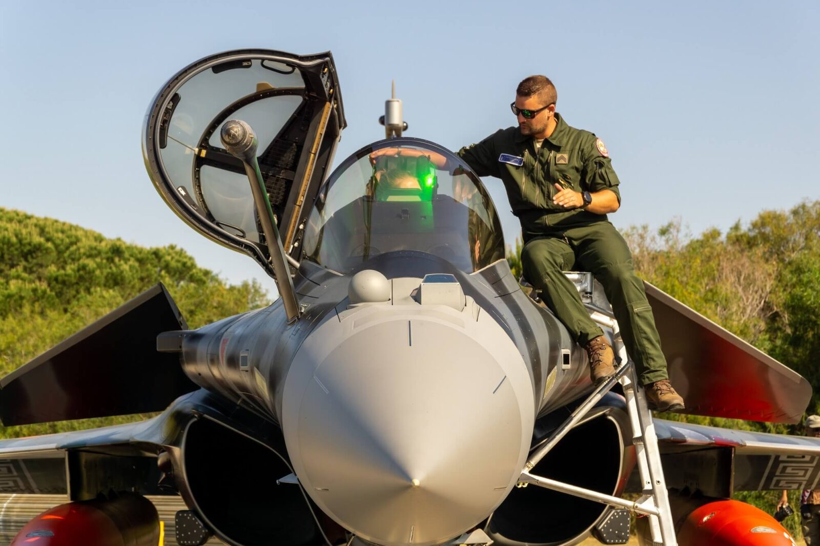 french_dassault_rafale_pilots_sitting_with_open_canopy.jpg - AeroTime
