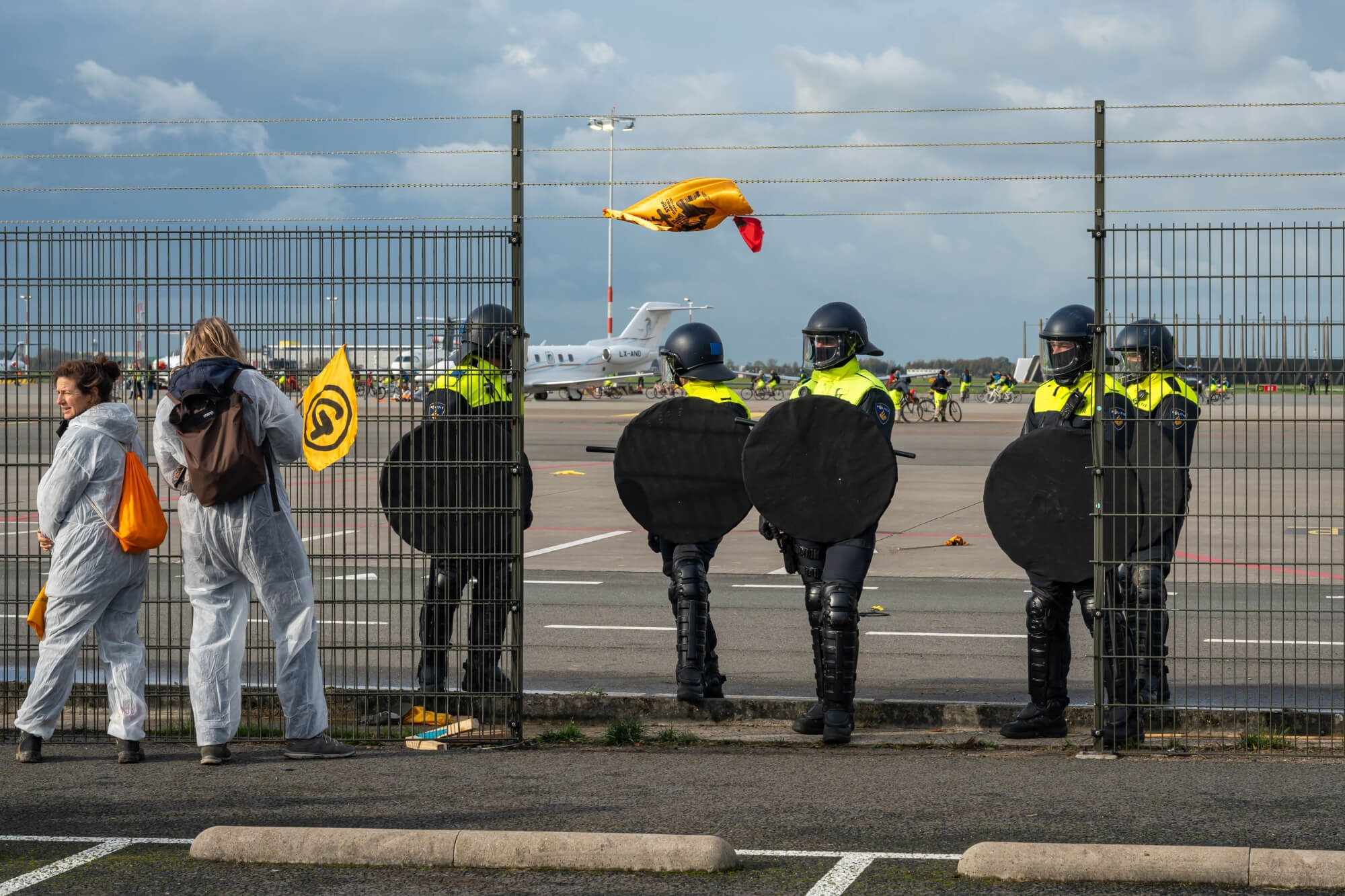 Green protesters swarm private flights at Amsterdam Schiphol - AeroTime