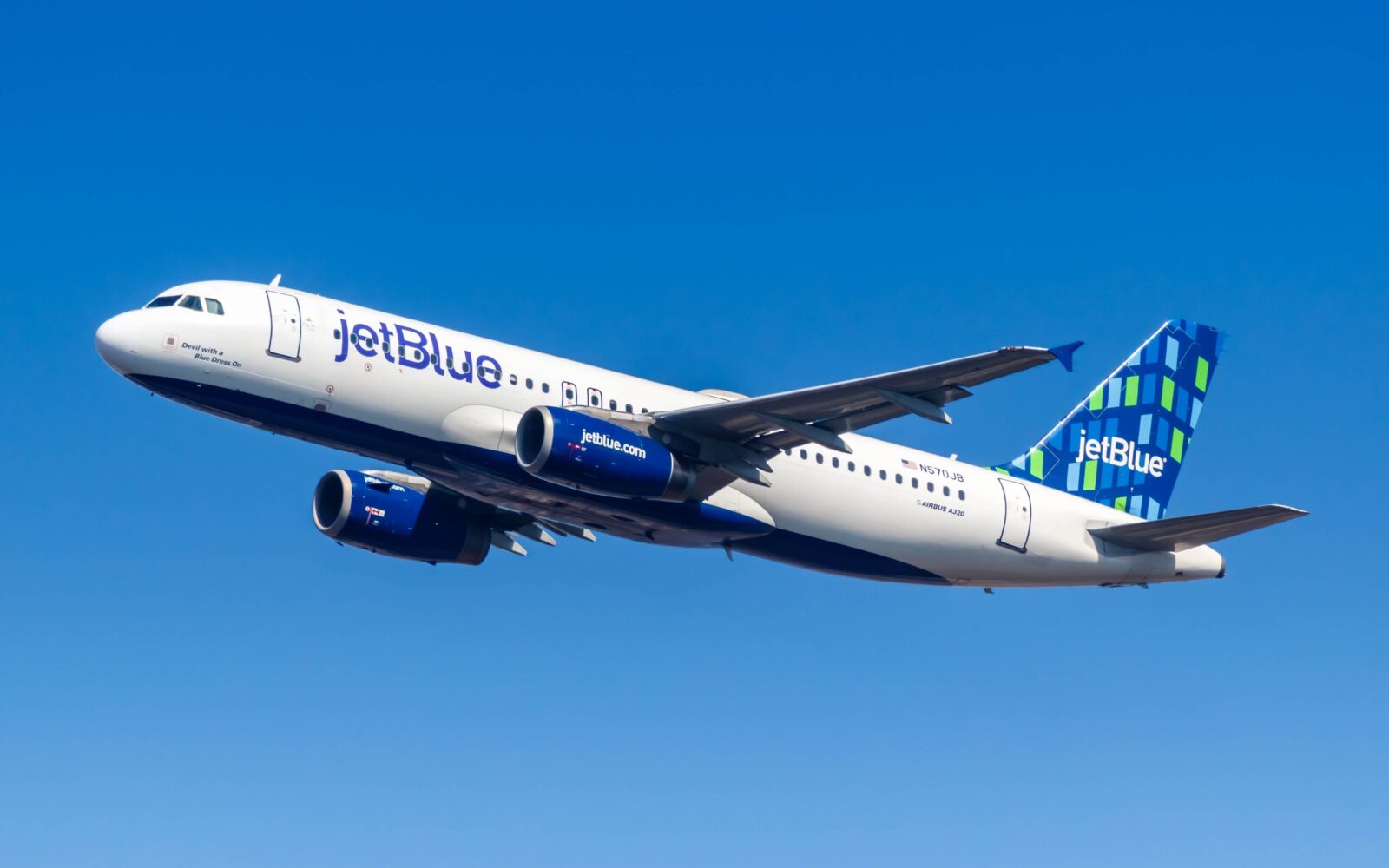8 hospitalized after JetBlue A320 hit by severe turbulence