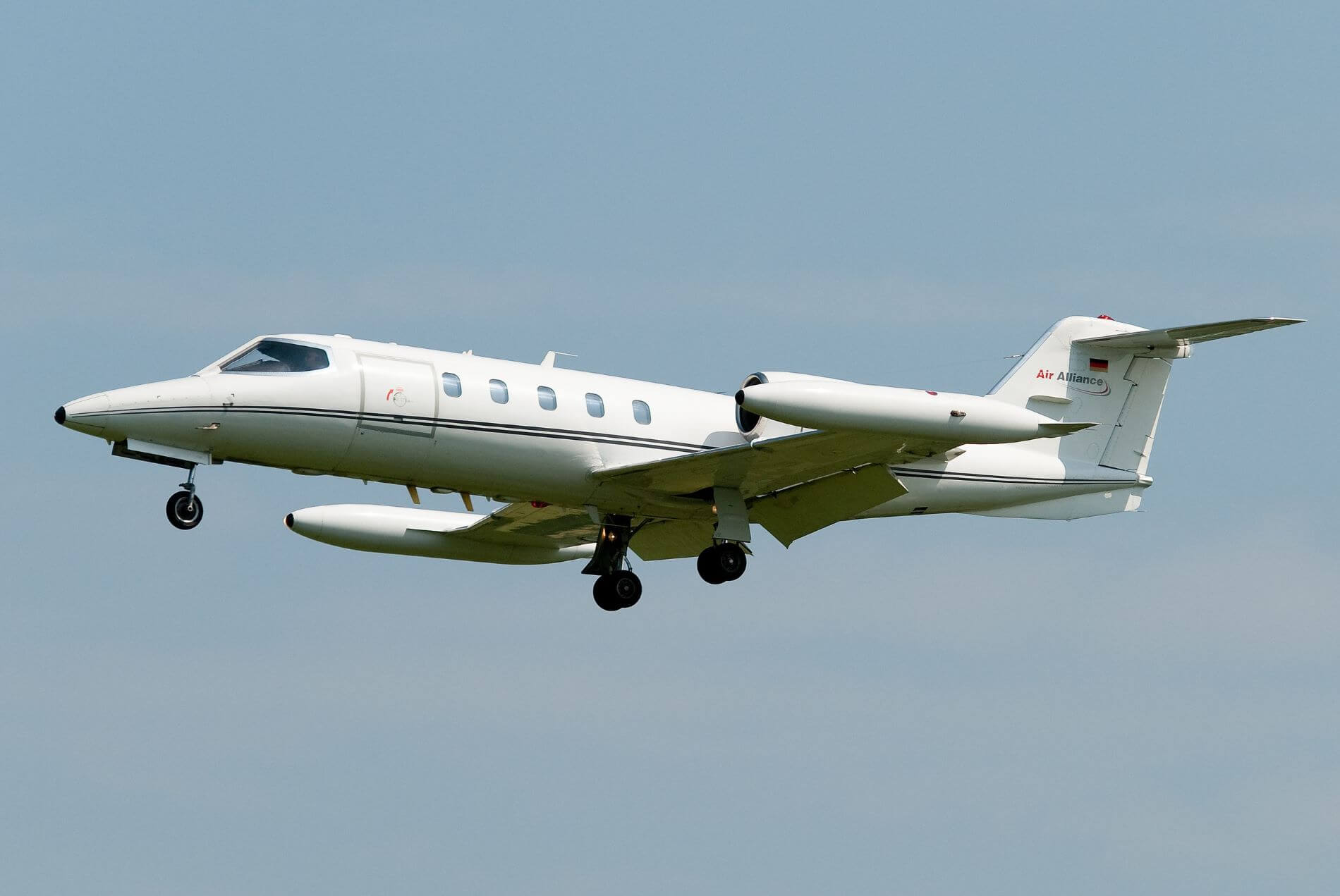 Learjet crashes in San Diego, cuts power to neighborhood - AeroTime