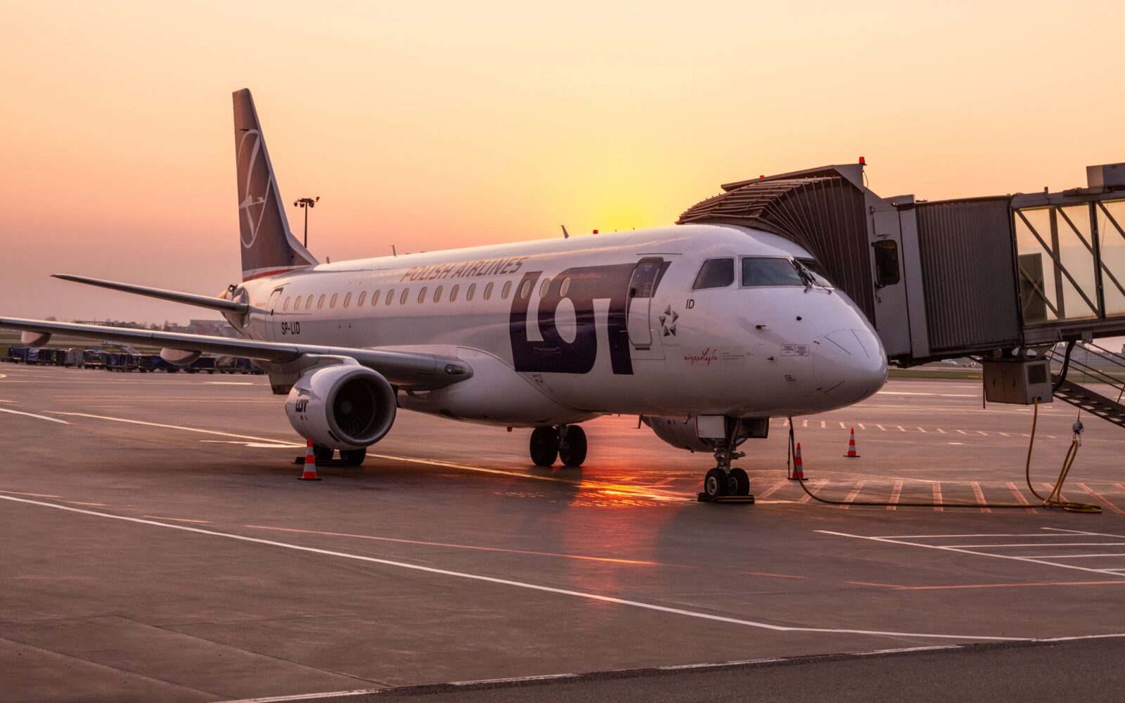 LOT eyes fleet renewal with either Airbus A220 or Embraer E2 - AeroTime